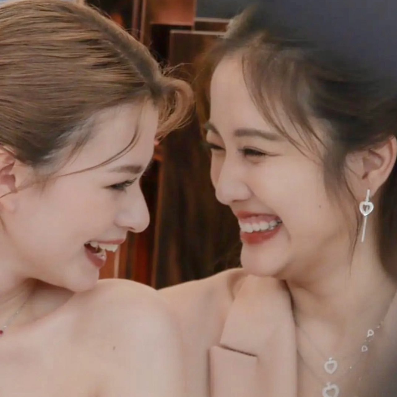 FreenBeckyUS🇺🇸 on Twitter: "Freen and Becky when asked about their relationship with each other ...