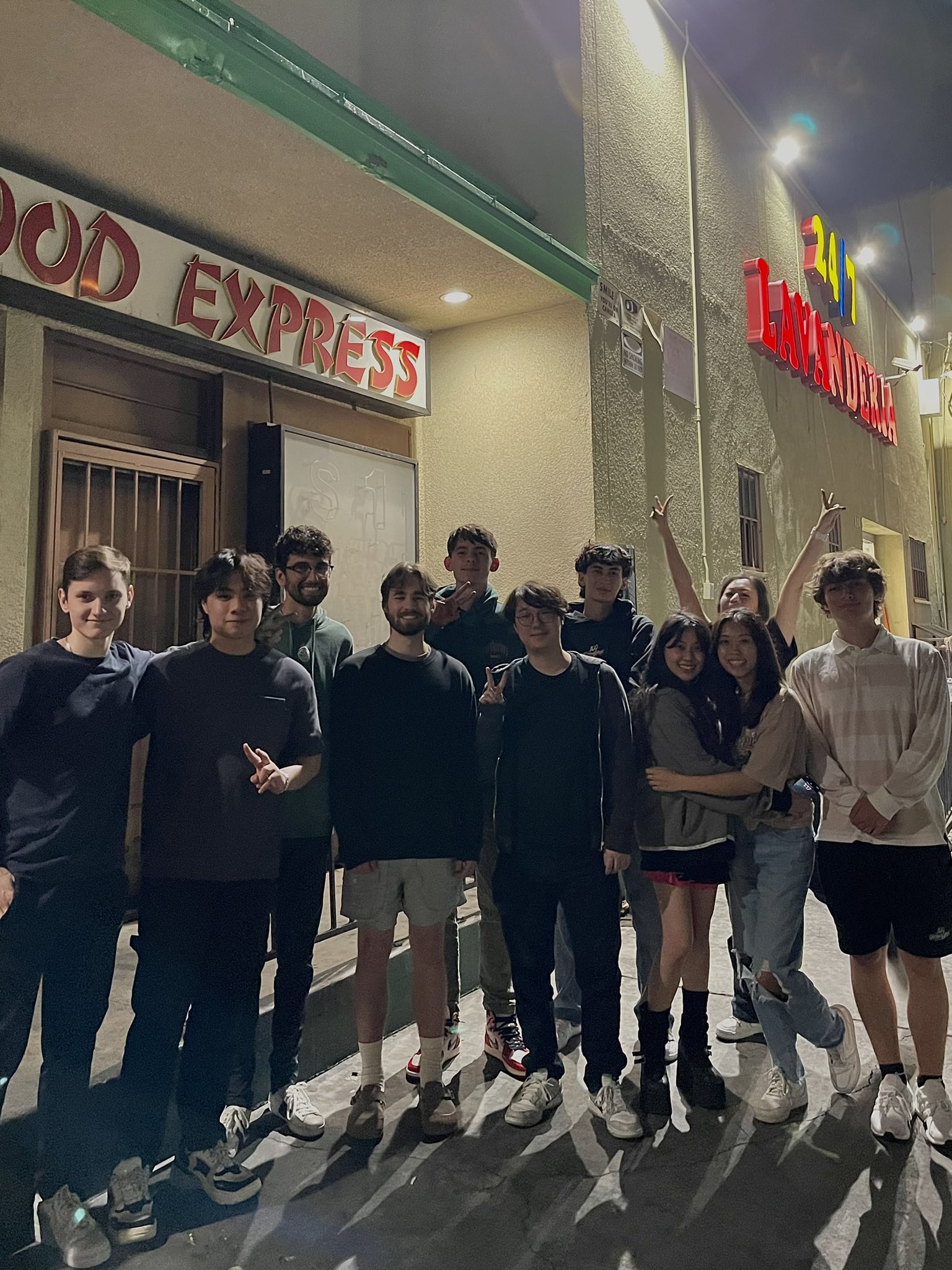 nhu on Twitter: "tiff (gf) + gang https://t.co/SDYvc9QVSo" / Twitter