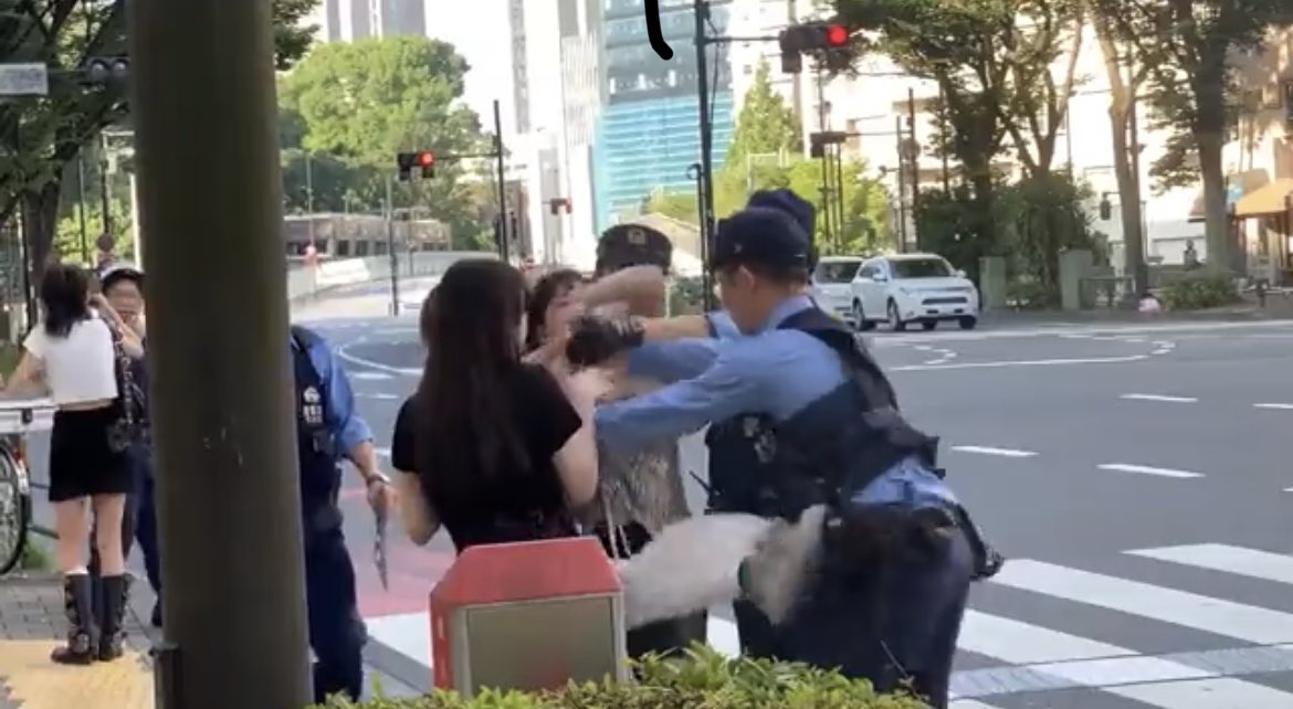 Obatea占い編集部🔮💹🌕33 On Twitter 公務執行妨害の中国人女性たち 17日、中国人女性が日本の警察官を殴ったり蹴ったりする事件が発生し「公務執行妨害だ」と注目を集めました