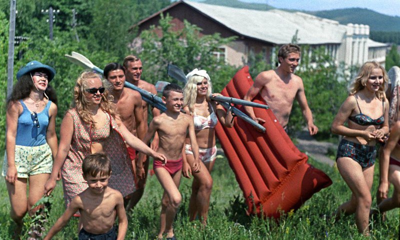 Soviet Visuals on Twitter: ""When it's getting hot, we go to the beach". Photo by Edward ...