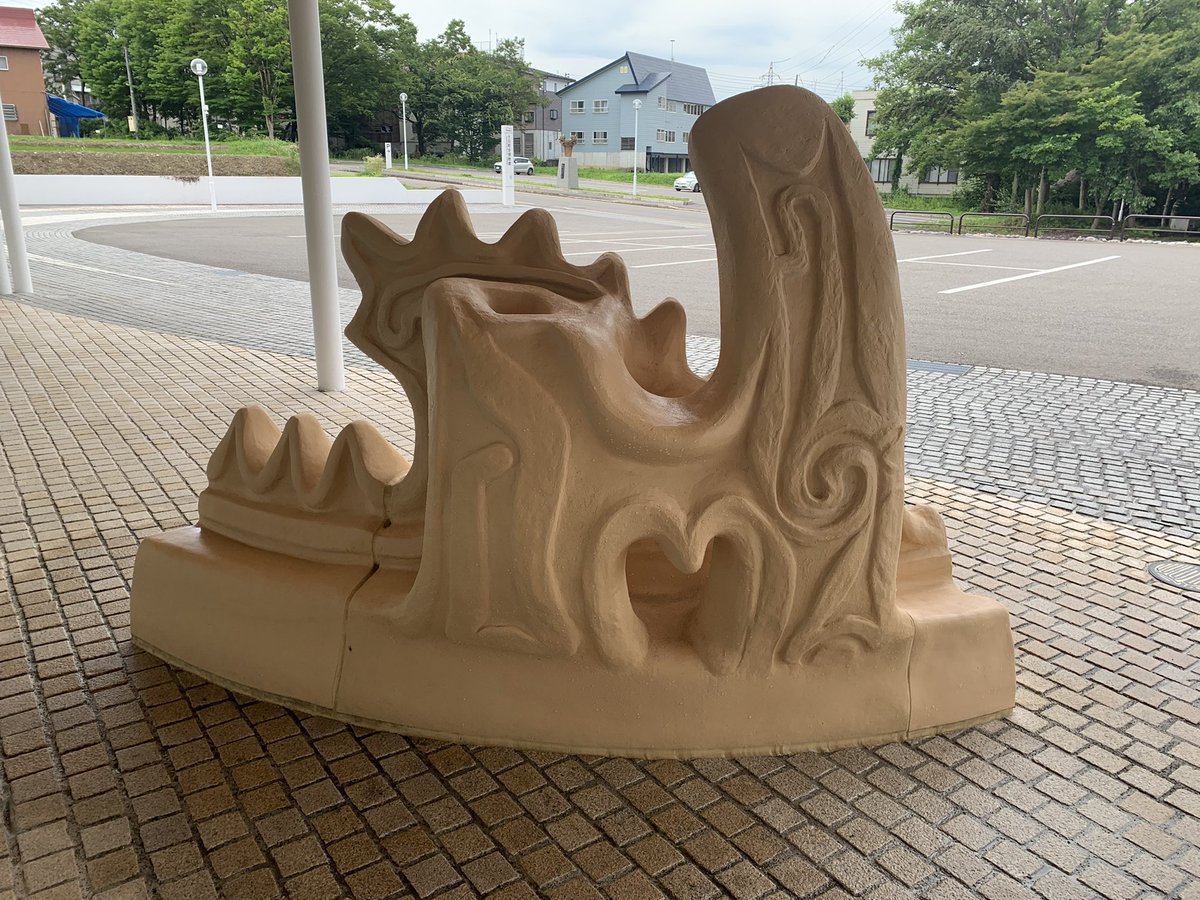 十日町市博物館/toppaku【公式】 On Twitter ˙꒳ ˙)休館日だ!曇りだ!ということで水を撒きながらブラシでぐわっしぐわっしとモニュメントを磨きました🧹🪣💦 そろそろ