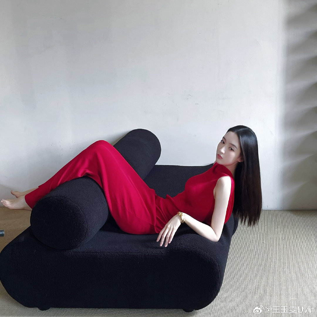 Yi94 On Twitter 王玉雯 从脚一路舔上去舔完屄后扒开腿开始抽插接着往上,舔完奶子上手揉捏再往上舌吻!