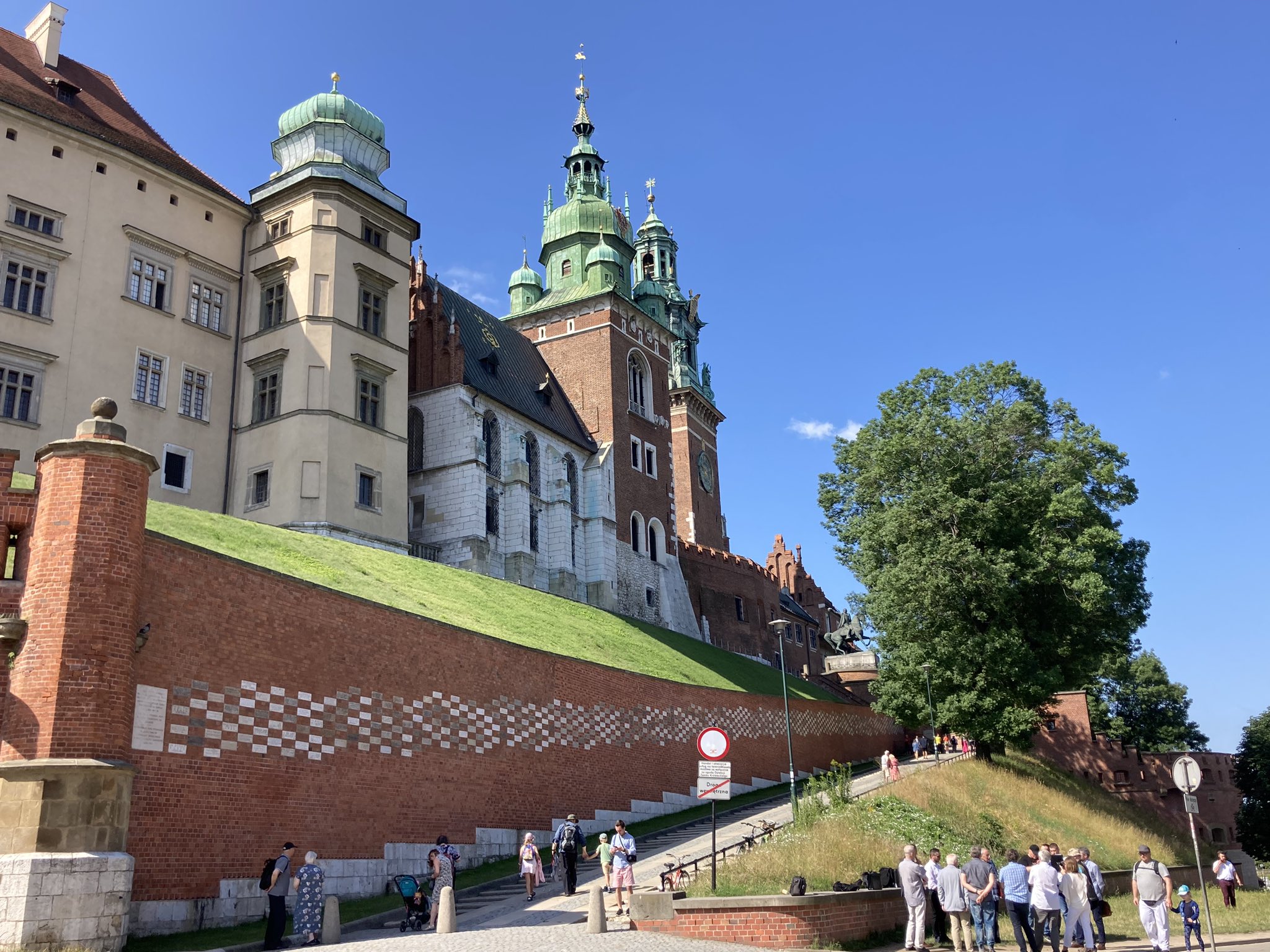 ヨーロッパ旅行 情報部 On Twitter クラクフ 🇵🇱ポーランド 。 ヴァヴェル大聖堂。ヴァヴェル城城塞。