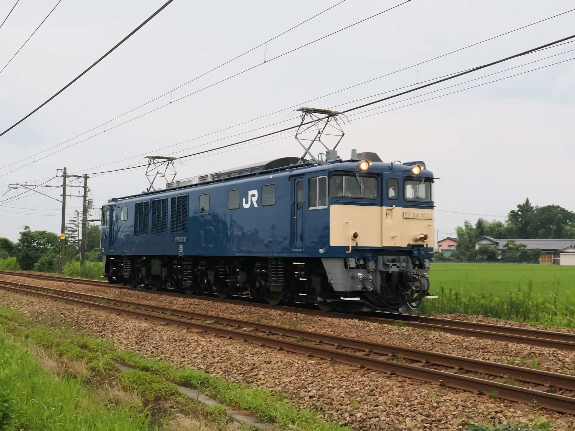 クロテツ007 on Twitter: "7月19日 (水)、下り単機回送，EF64－1032。単8423ﾚ。長岡から越後石山 (新潟車両センター) へ。今日の上り配給列車（配9728ﾚ ...