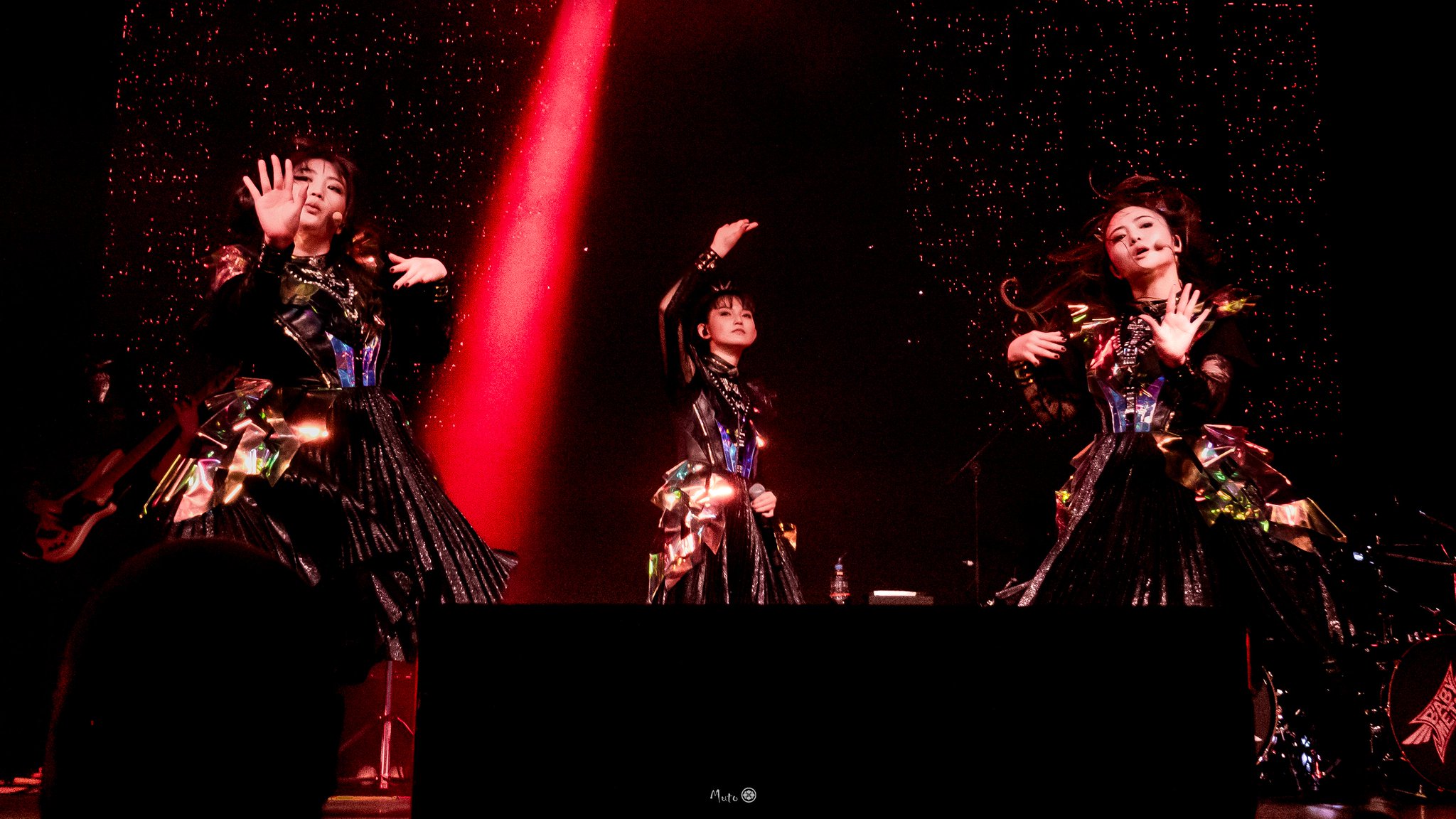 無人 (MUTO) on Twitter: "赤い星の夜... Performing under red stars... BRE23-032 #BABYMETAL https://t.co ...