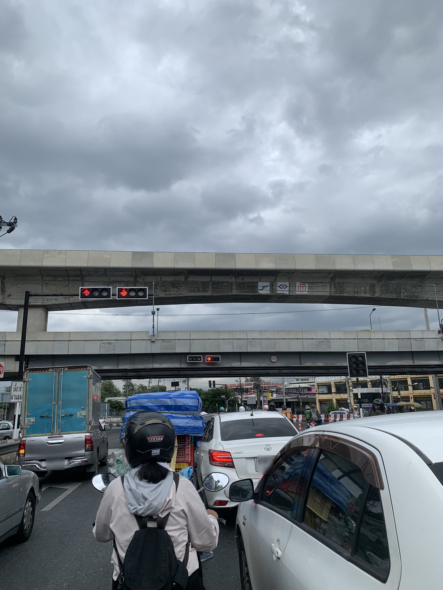 JS100Radio on Twitter: "RT@ns_b85 แยกเกษตร - 15:50 น. 📷 บูม85 https://t.co/CLg4BXbqie" / Twitter