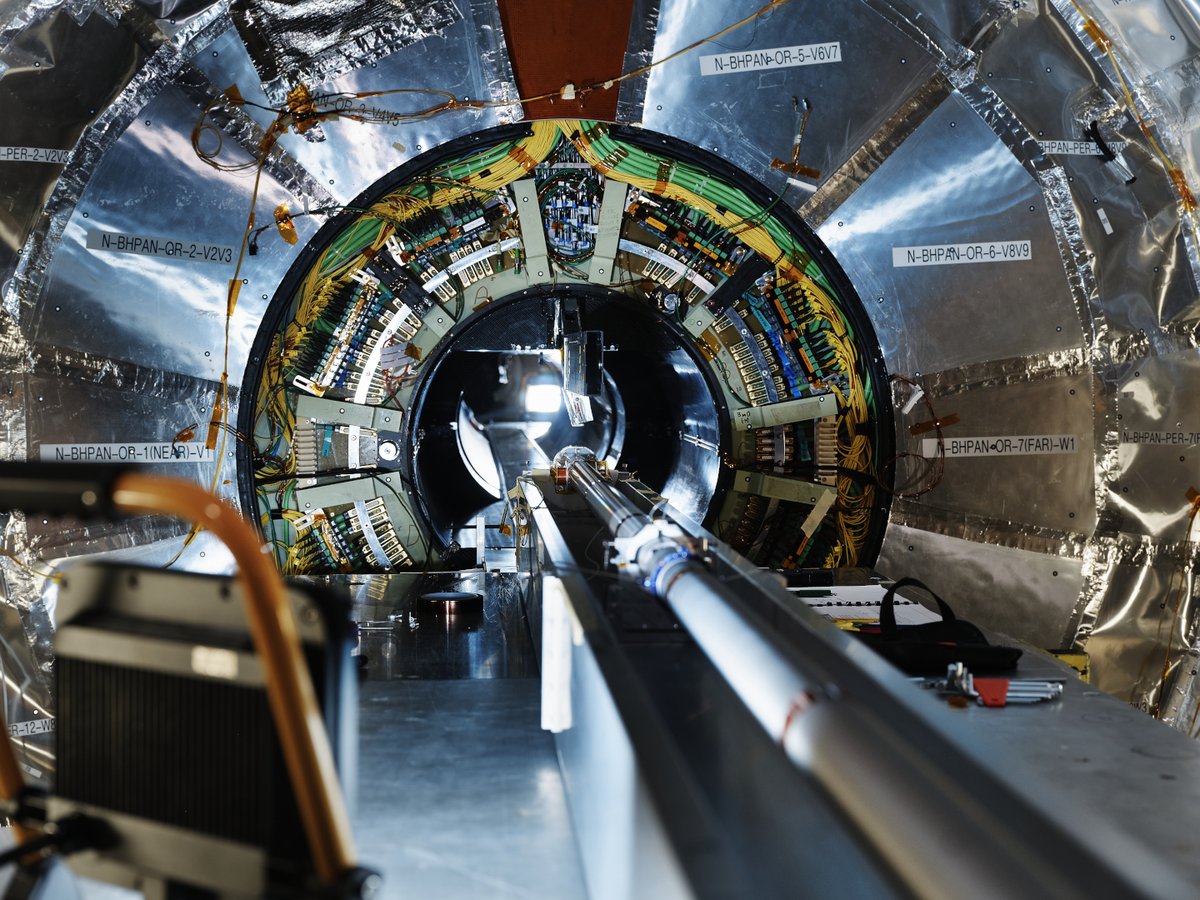CERN on Twitter: "The 💙 of the detector Today, CERN’s #PhotoOfTheWeek features the installation ...