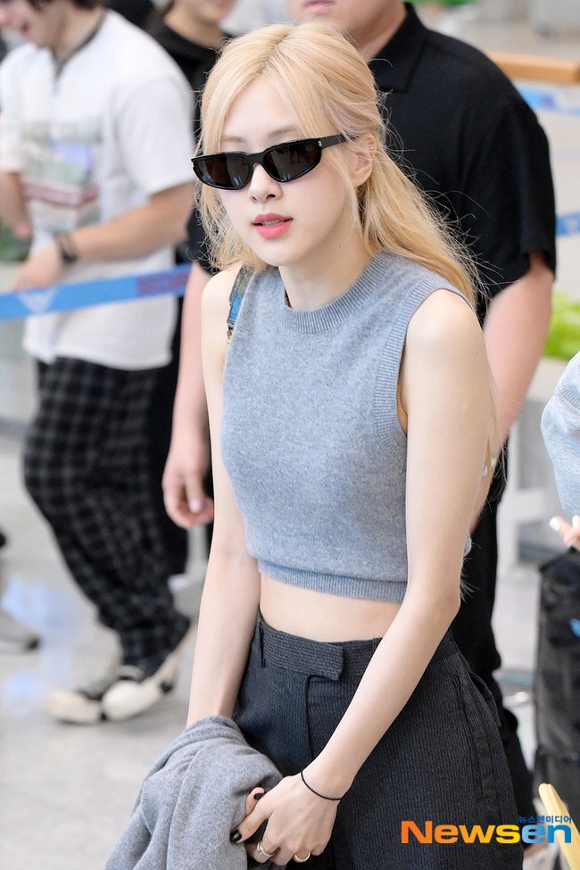 DC 로제 갤러리🌹 on Twitter: "230719 로제 ICN 입국 기사사진 모음 1. https://naver.me/FIY1zT1E 2. https://naver ...