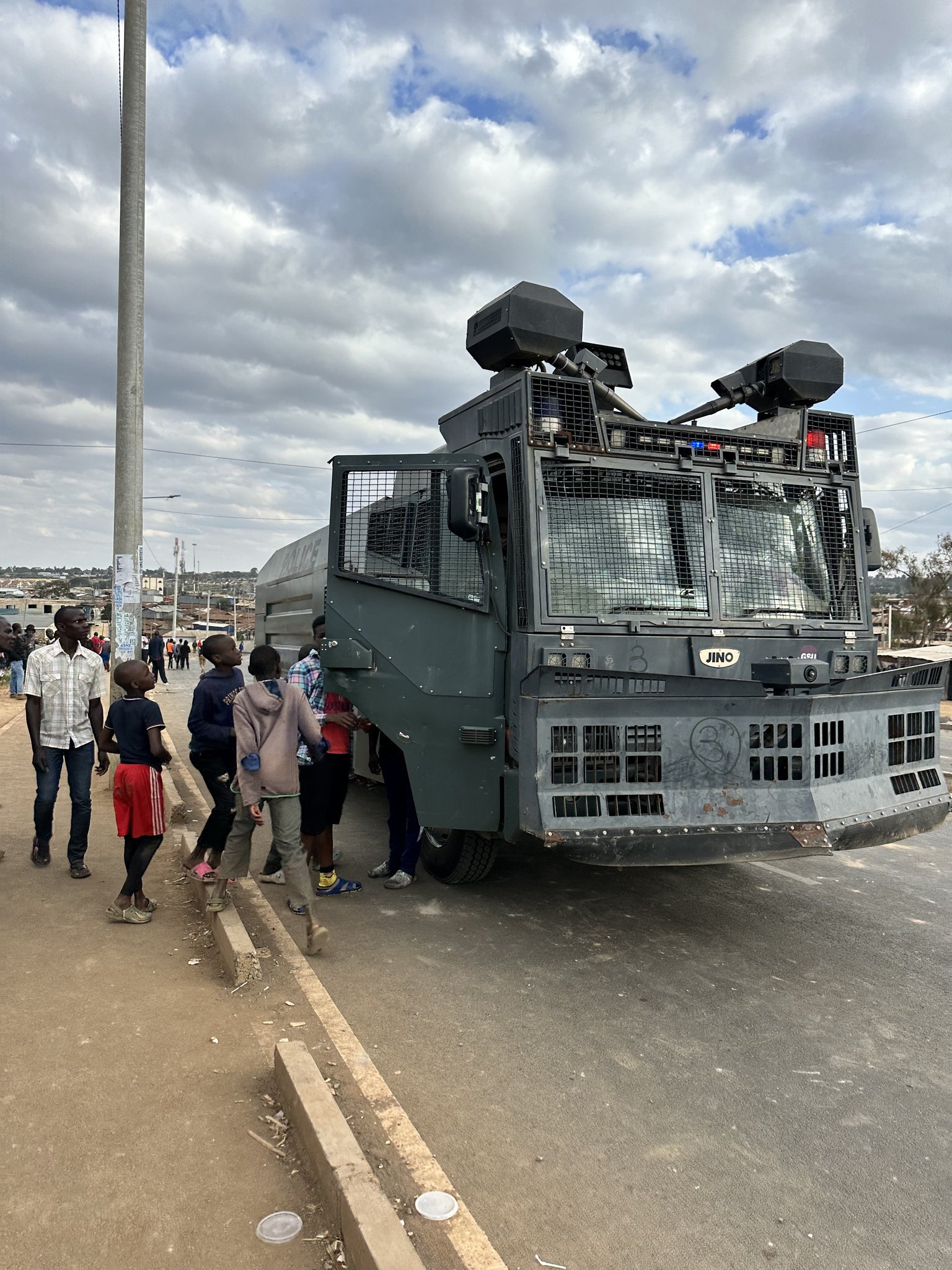 Gideon Kibicho on Twitter: "Photo of the Day. Police sharing food with kids in Kibera. # ...