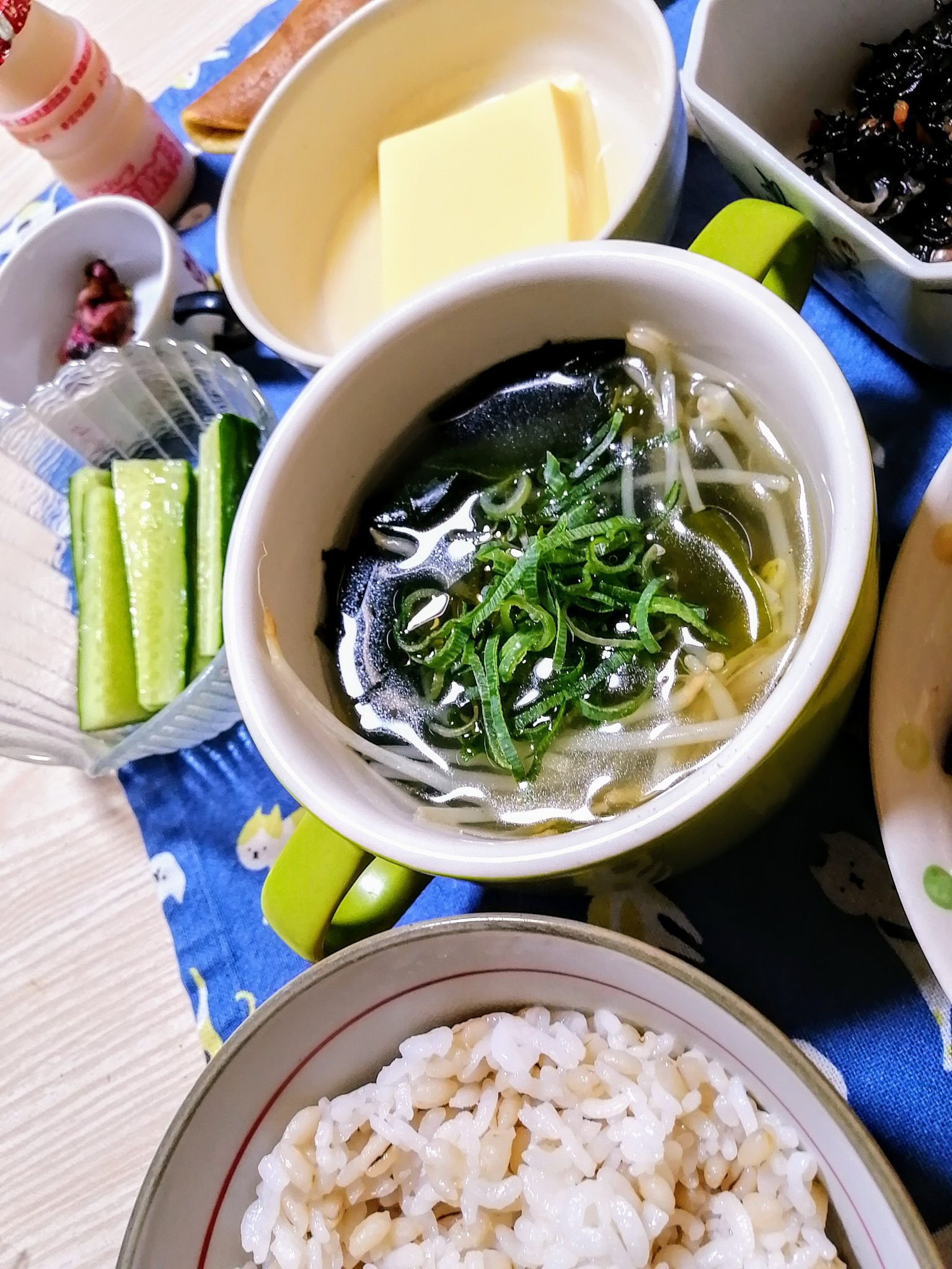 アル中おやぢ OKKUN on Twitter: "【晩ごはん】 もち麦ごはん 豚肉、野菜の味噌焼き 玉子豆腐 ひじき煮 塩きゅうり 赤しば漬け 鮎菓子 ゆず餅 アイスキャンディーの形の ...