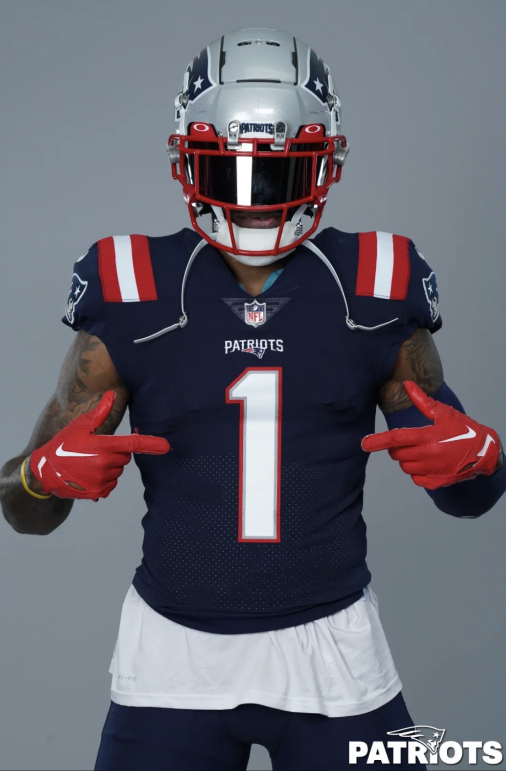 McGarvin on Twitter: "DeVante Parker has an unmatched aesthetic. Dark visor, red gloves, single ...
