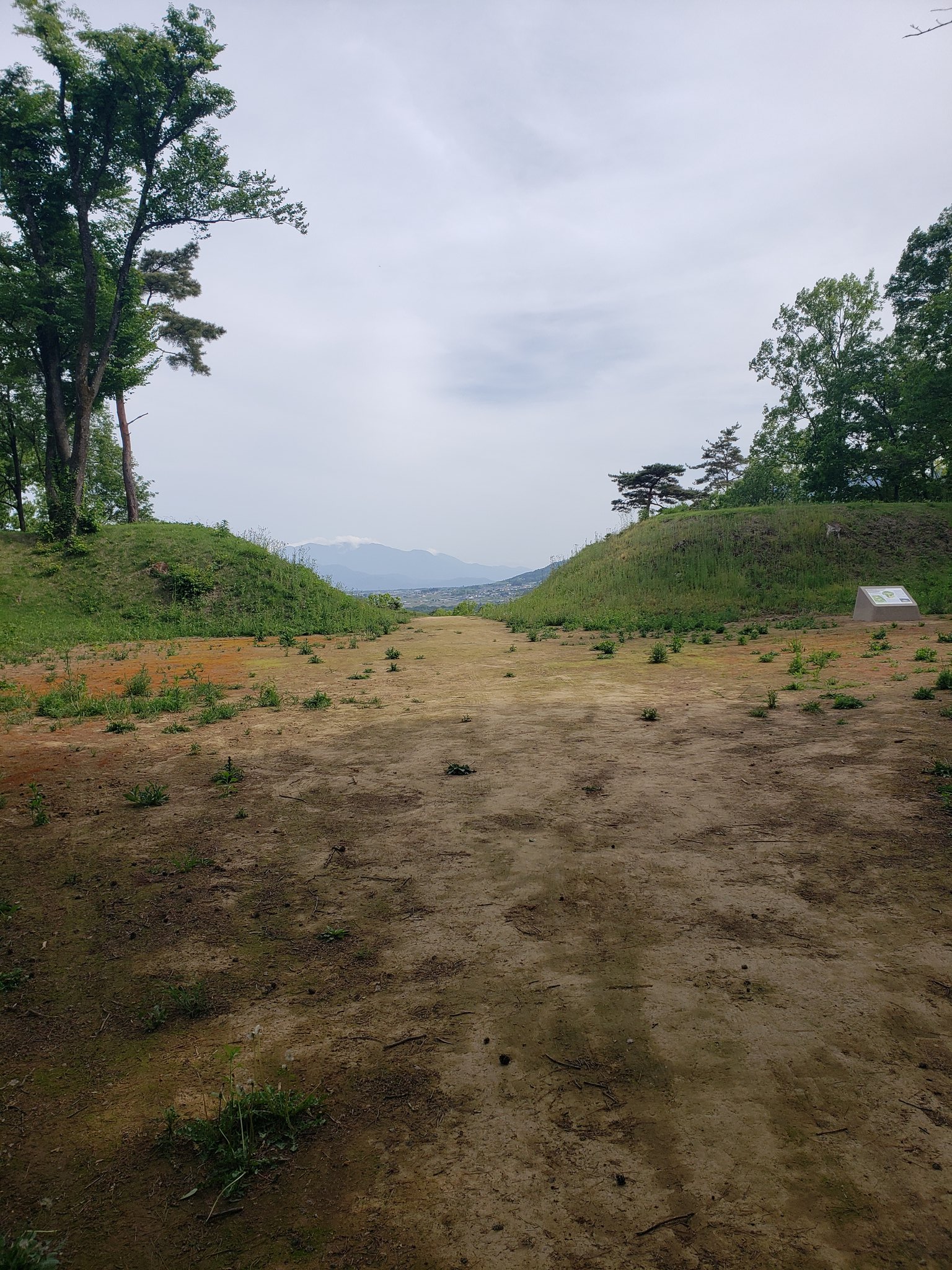 おびわん on Twitter: "東城さん、まつみさん、スタッフのみなさん、おはようございます 今日のテーマZOKKONですが自分は城跡です😆天守閣などが復元していないほうが好きですね🎶土塁 ...