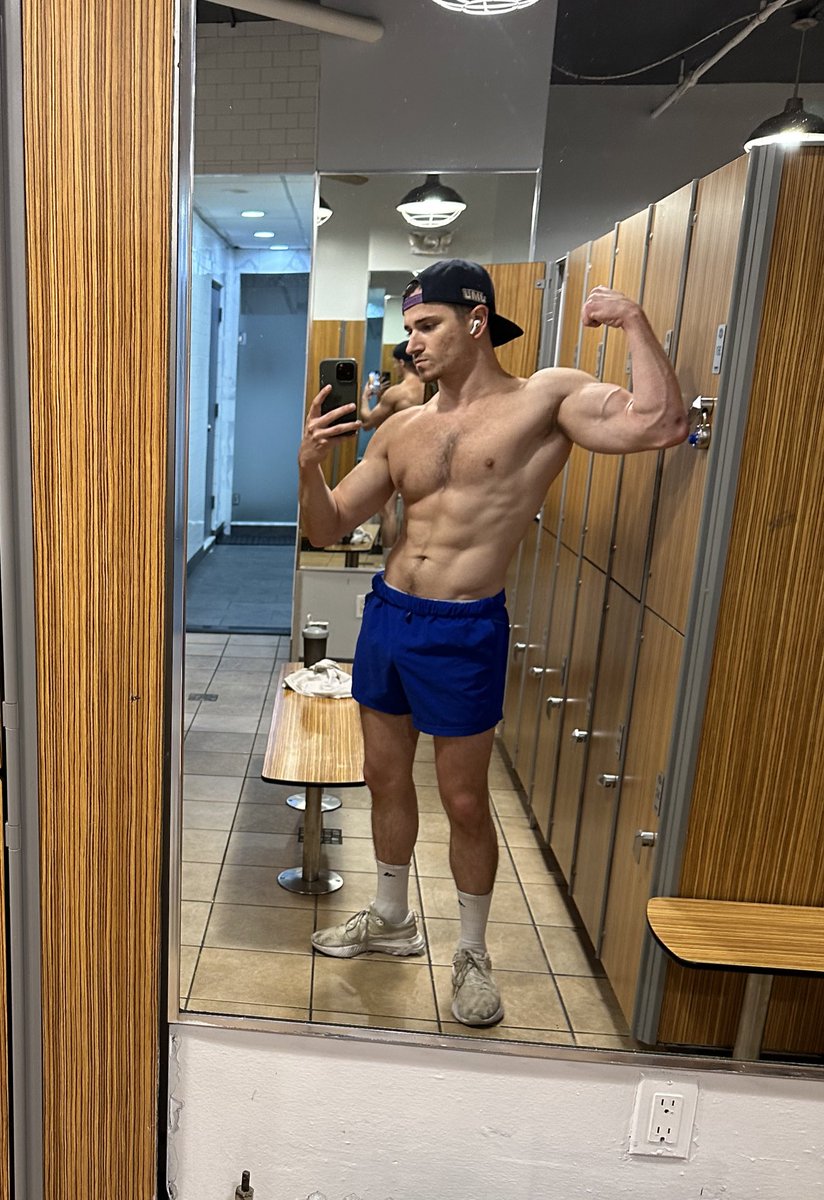 Broad Shoulders Men Attractive