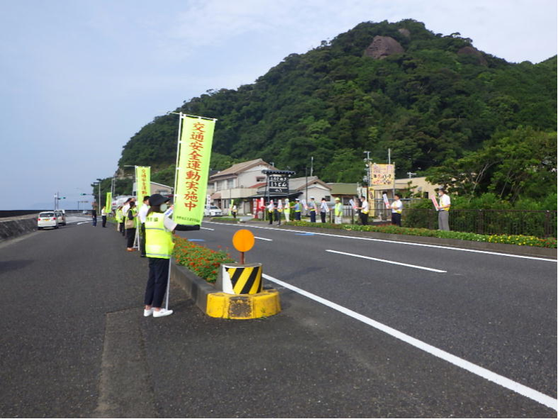 三重県警察広報室 on Twitter: "【熊野署から】 7月14日、国道42号で ＃ミルミルウェーブ を行い、「#優先横断歩行者」や「#スピード注意」などと書かれたハンドプレートを掲げ ...