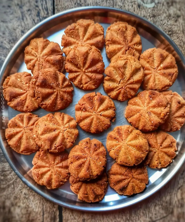 10 Delicious Traditional Dishes from Bihar 1. Litti Chokha - Thread ...