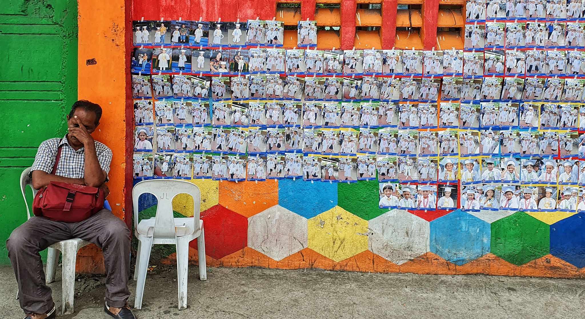 News5 on Twitter: "'GOD BLESS YOU TATAY' Matiyagang naghihintay ang isang photographer sa labas ...