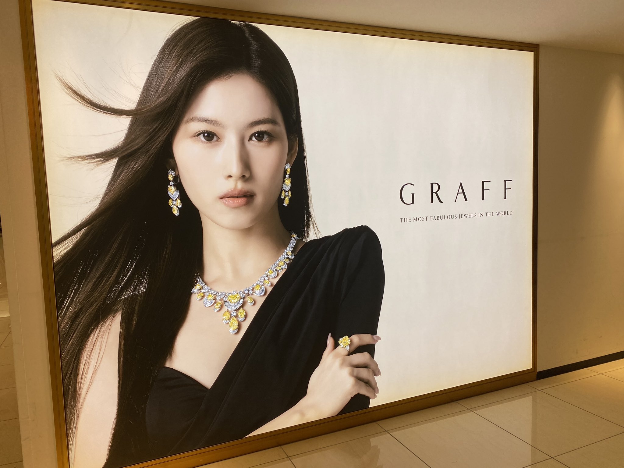 チョコレート#SANA on Twitter: "RT @tzujuliee: someone saw the AD of Graff with Sana between YSL and ...