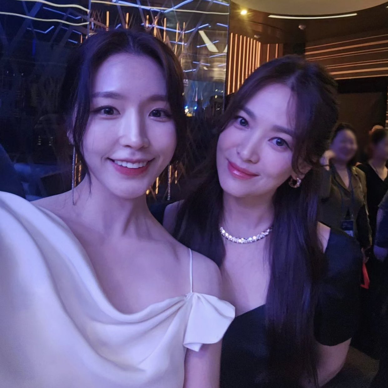 zel. on Twitter: "hae eun with my favorite girls 🥺🫶🏻 #transitlove2 https://t.co/MmsOLU84py ...