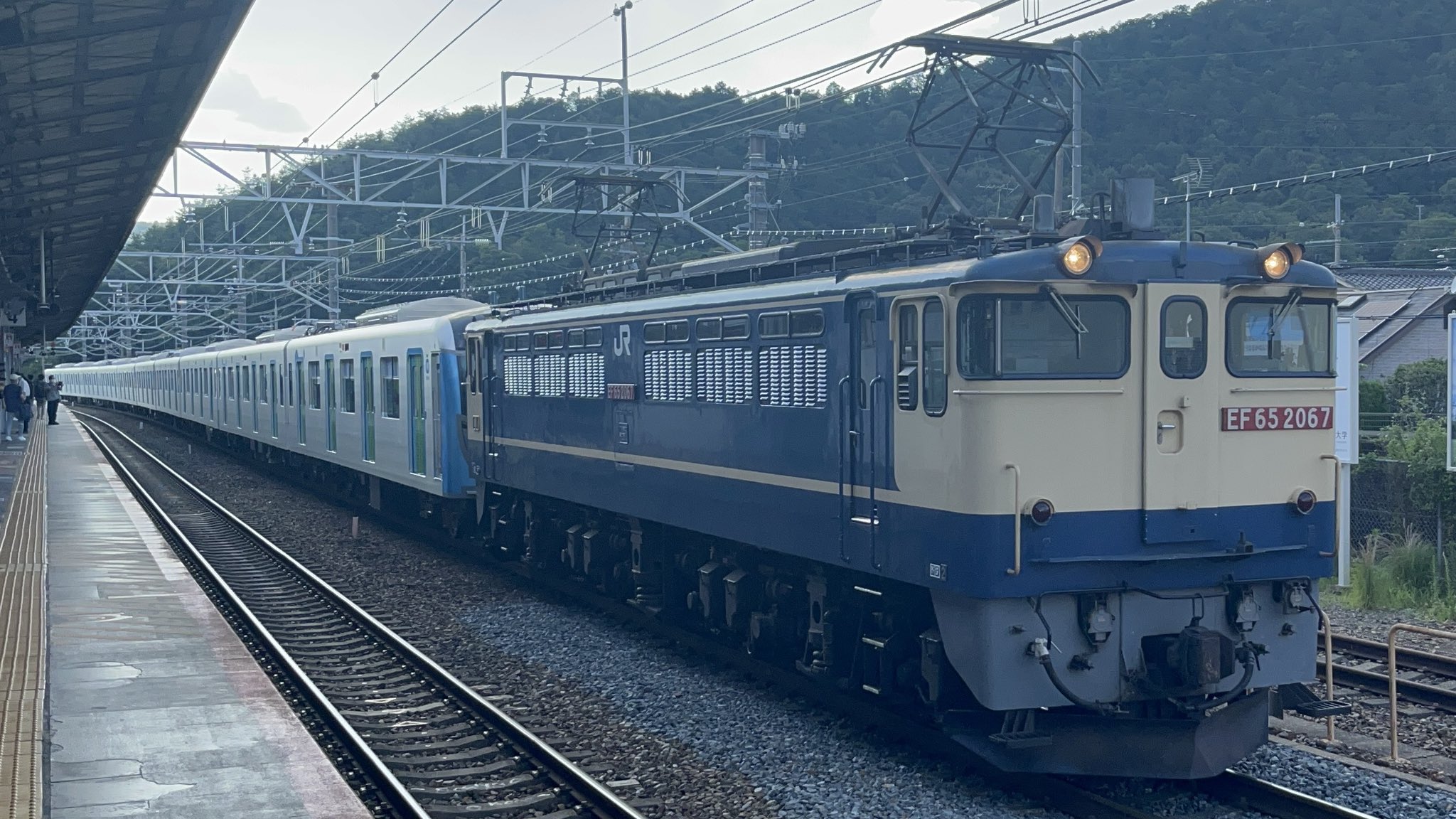 けんてぃー2700 on Twitter: "9866レ EF65-2067[新] 西武40000系10両 昨日に引き続き今日も甲種輸送が実施されました 本日は山科駅にて撮影 山科駅を定刻で ...