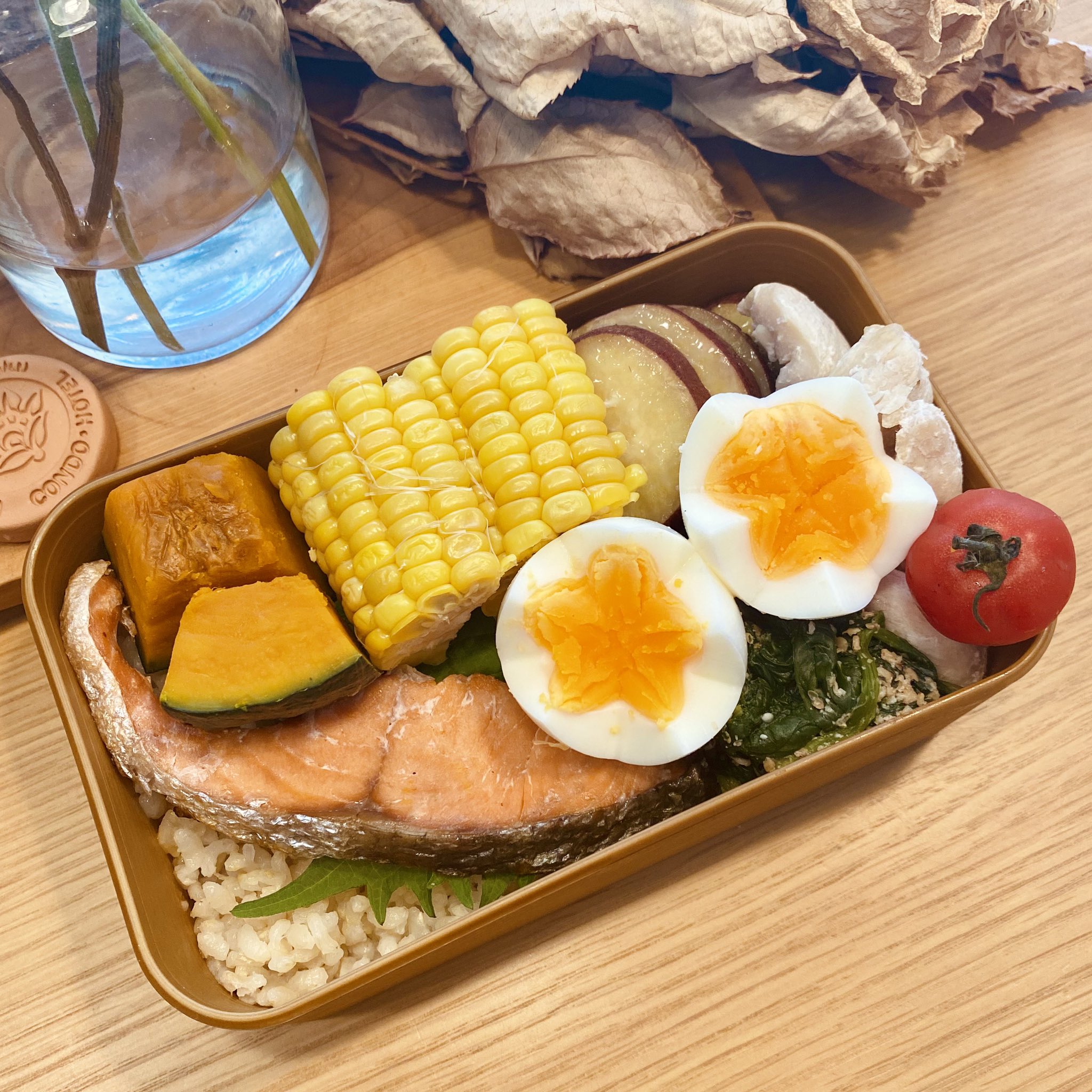 Lf減量中♪ぽちゃだった妻美ボディ研究日記 On Twitter 【昼食】502kcal *焼鮭 *ほうれん草胡麻和え *鶏むね南瓜🍠🌽蒸 *ゆで卵 *🍅 久々のお弁当🍱 朝急いで作ったら