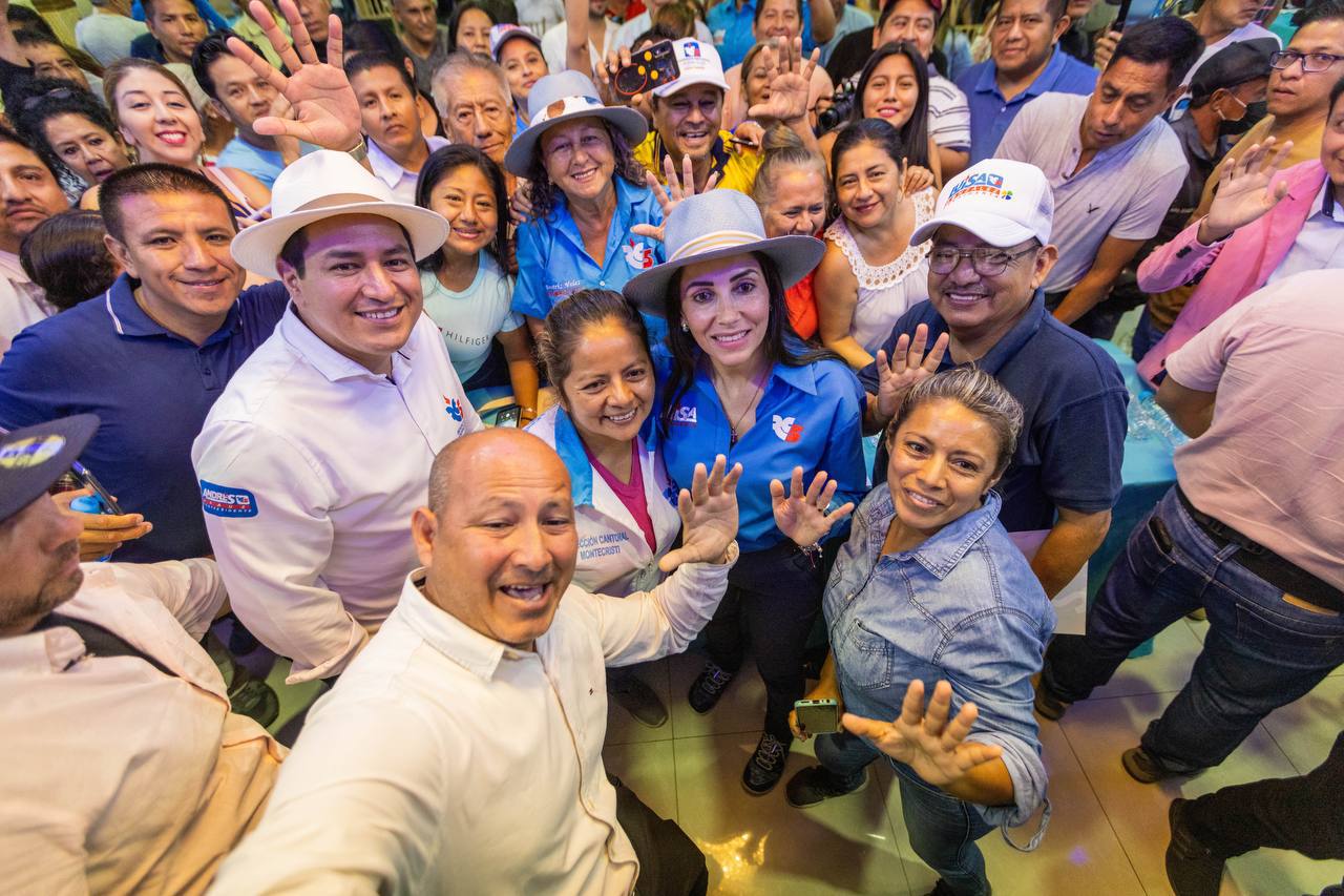 Zoom Ec on Twitter: "#URGENTE ¡LUISA Y ANDRÉS RECIBIERON EL CARIÑO DEL PUEBLO! El binomio de la ...