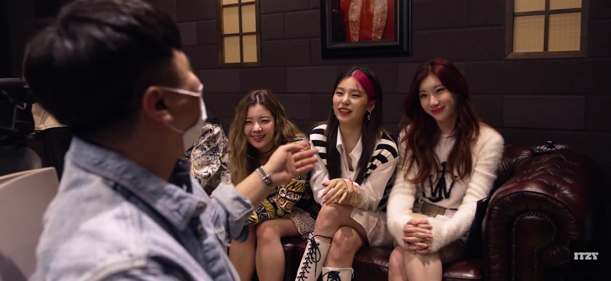 ChaeryTree≷👑 on Twitter: "itzy with Galactika vs itzy with jyp https://t.co/uDMqHiaQ1T" / Twitter