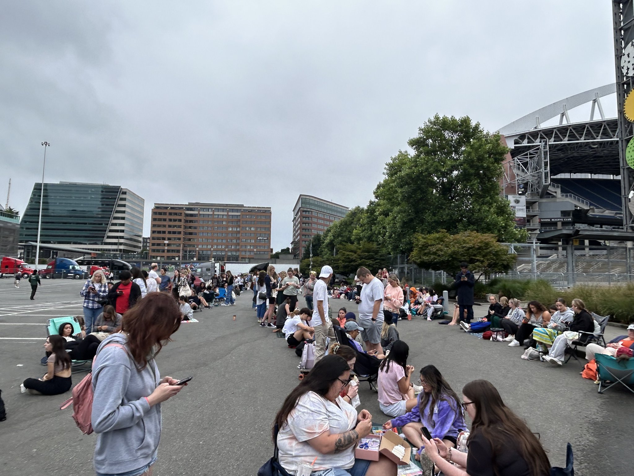 Steve McCarron KOMO on Twitter: "TAYLOR SWIFT MANIA: Our @KOMOhaider just snapped these photos ...