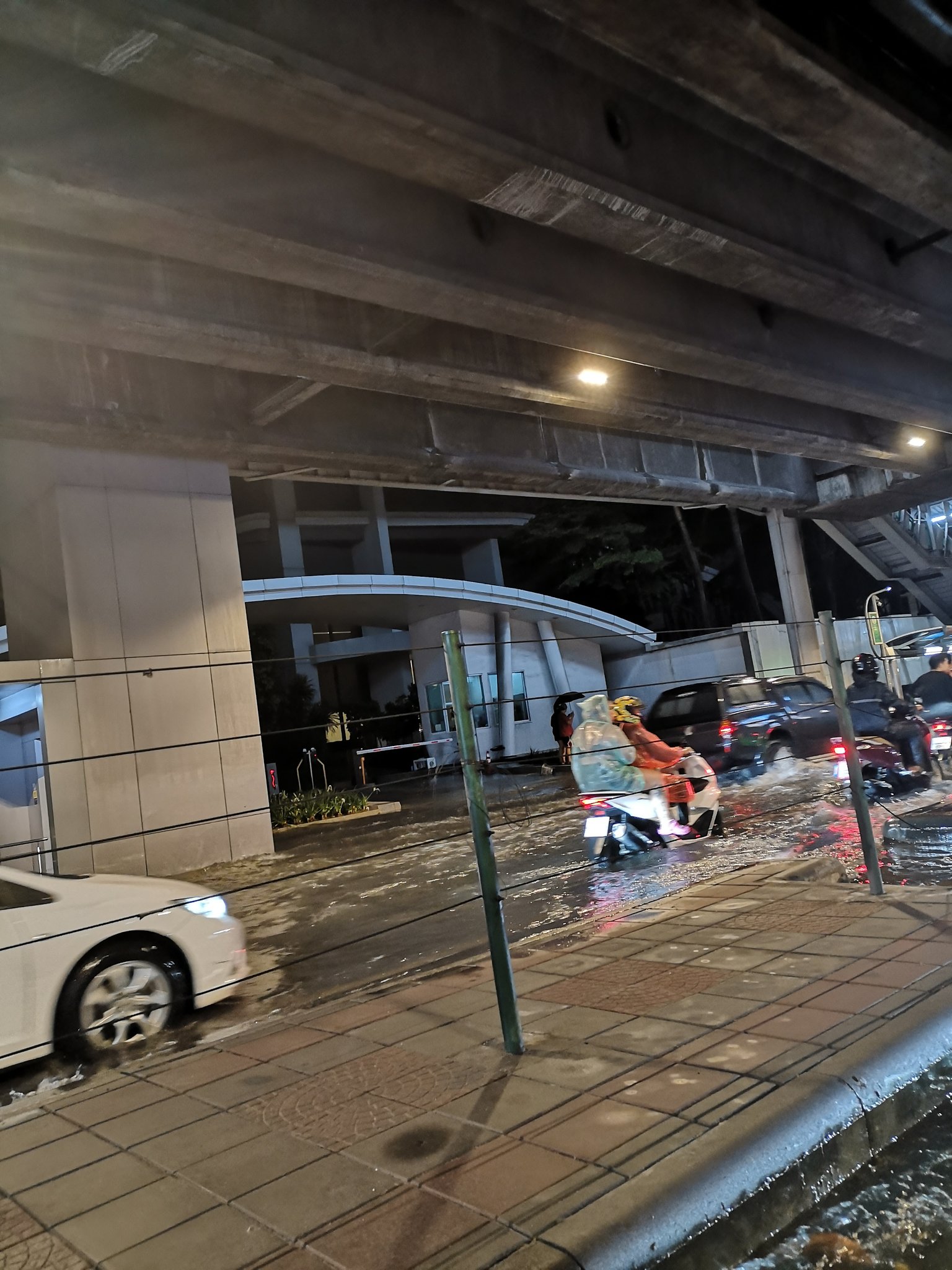 JS100Radio on Twitter: "RT@dekpee_yedped 03:15 ถนน สุขุมวิท ตั้งแต่สุขุมวิท23-อุดมสุข ท่วมถึงฟุต ...