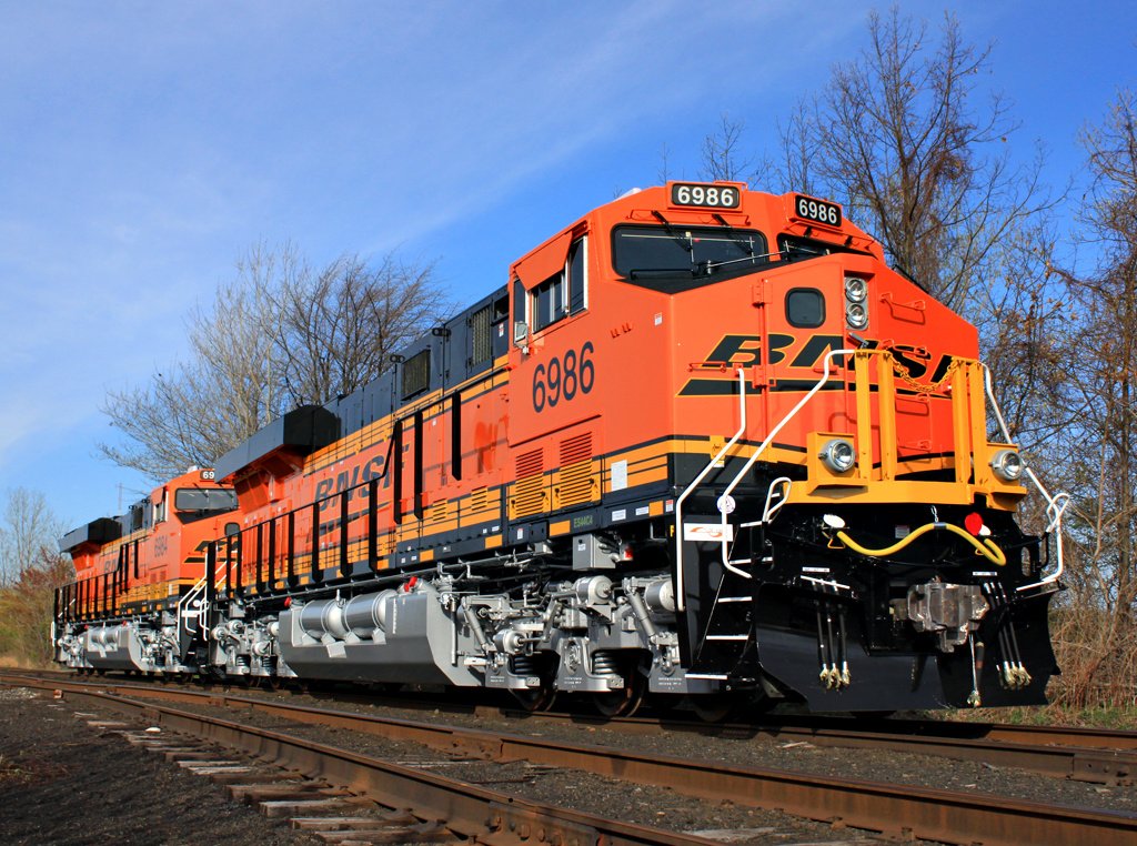 QStation on Twitter: "BNSF 6986 - a GE ES44C4 - along with BNSF 6984 - also a GE ES44C4 - are ...