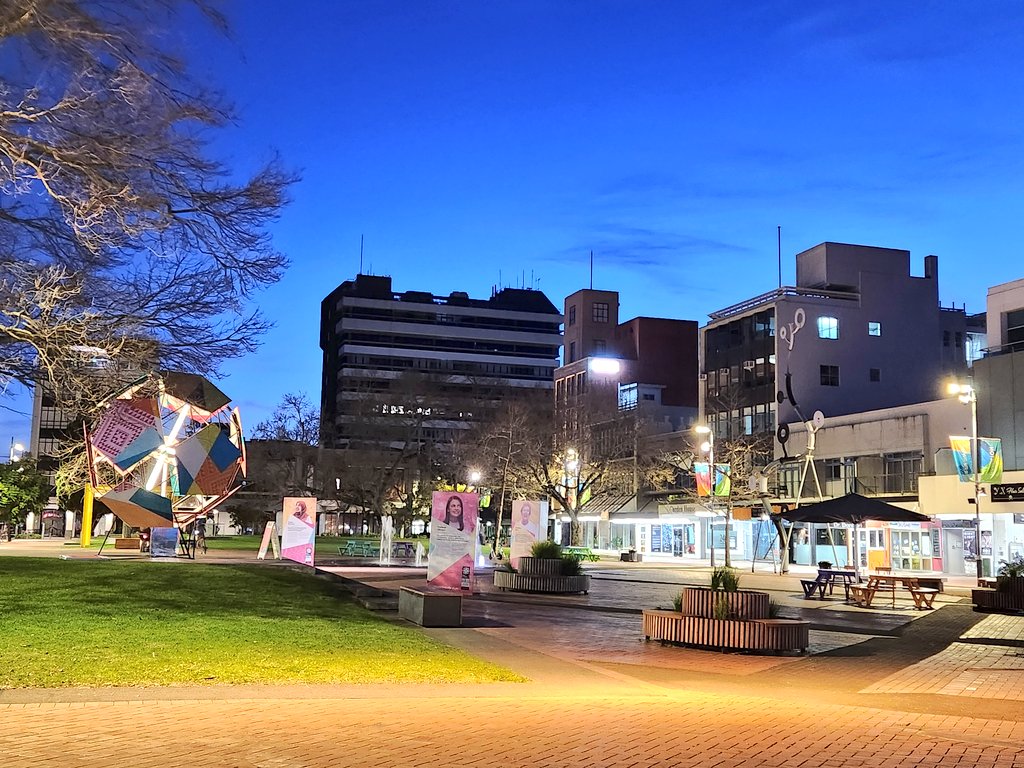 Fjまりこ週末の弾丸トラベラー ️7月:🇳🇿8月:🇰🇷9月:🇫🇷🇩🇪🇧🇪 On Twitter 歩いて向かったのは街の様子が見たかったから。静かなハミルトン川の様子、オブジェがいろいろ