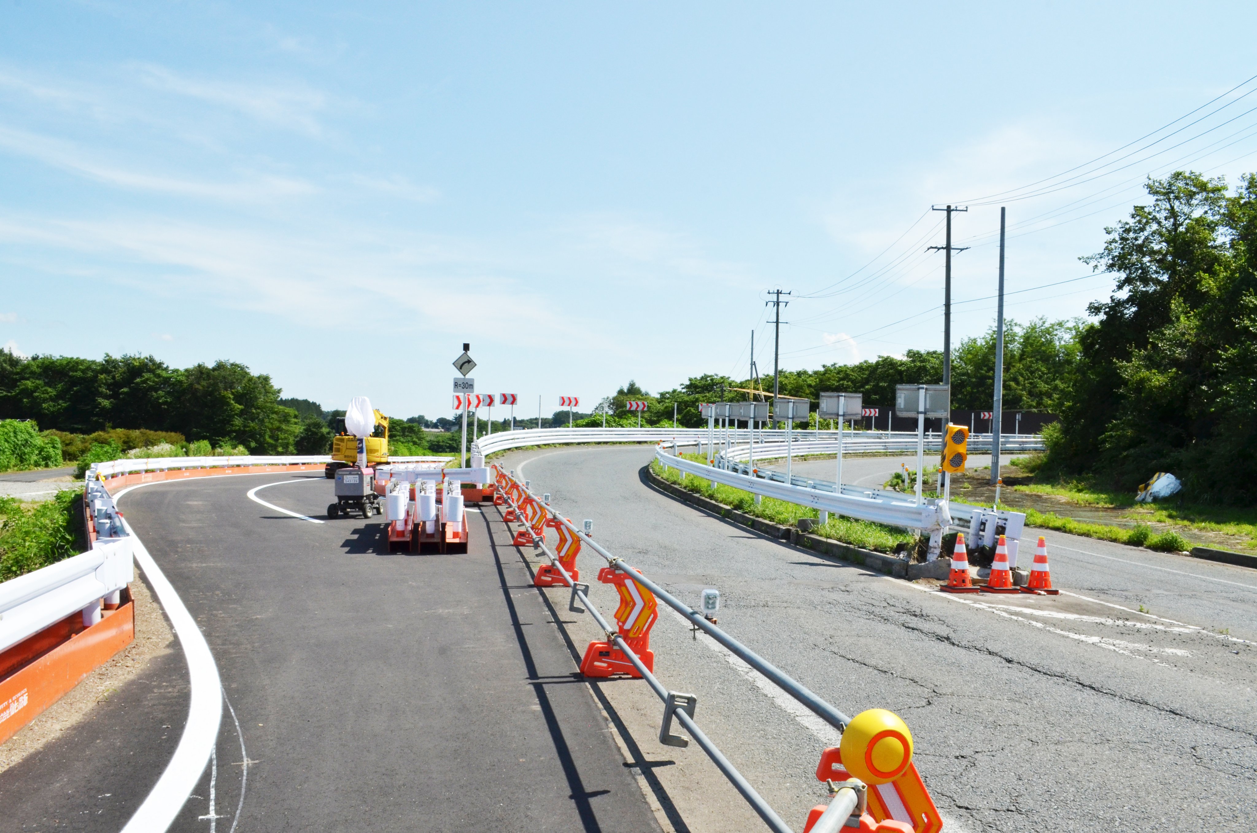 Mirakiki on Twitter: "一本木バイパスへ。西根側のカーブ部分は上り坂とバンクがあって盛土を崩す必要があるらしく、しばらくはカーブ外側の迂回路を使うようだ。一応2車線はある ...