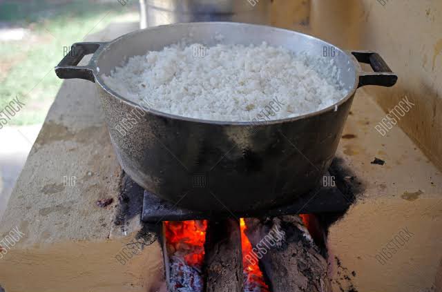 @UtdFaithfuls He was cooking rice with timber😂 - Thread from Brayo🇺🇬 ...