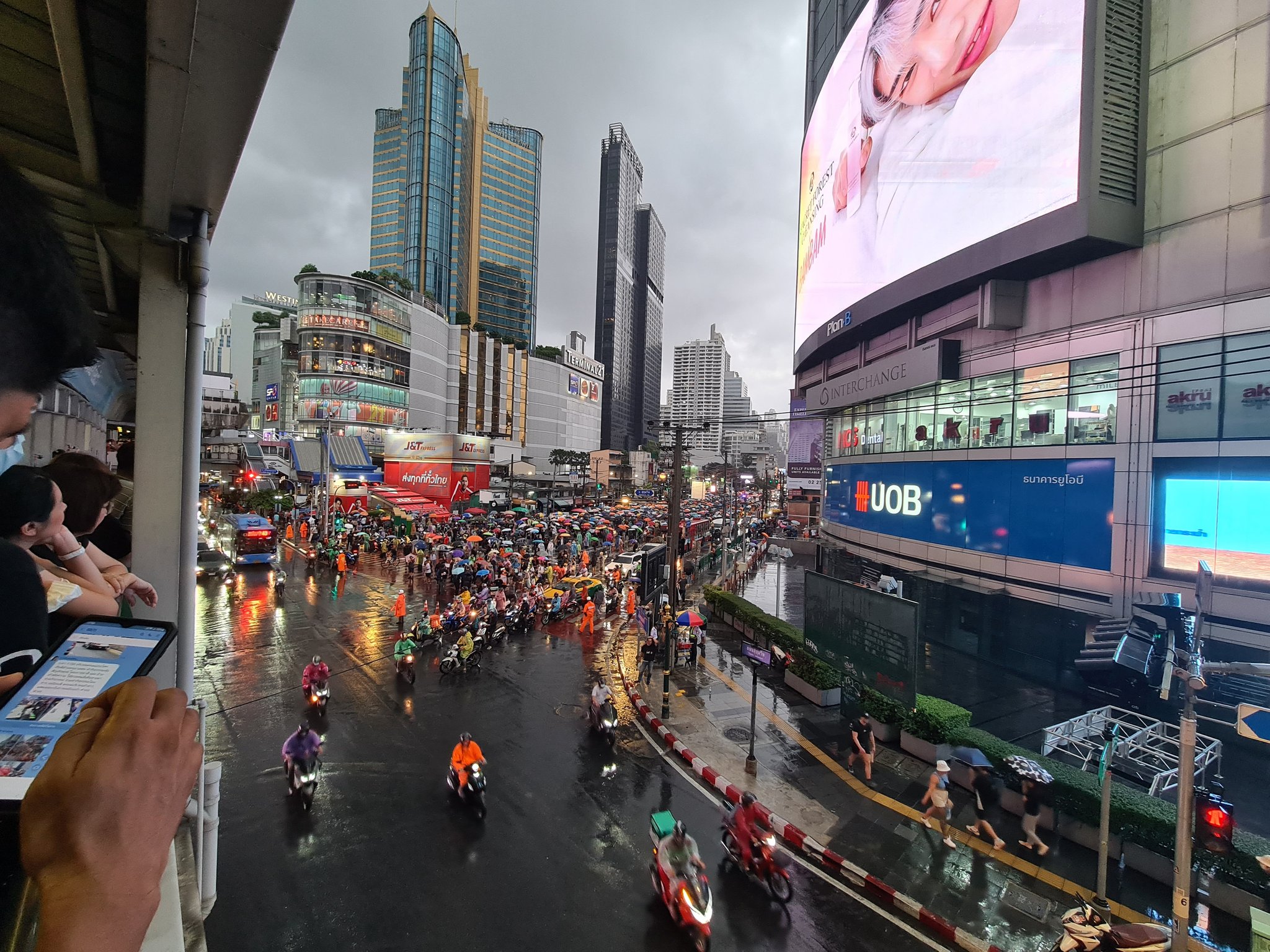 Khaosod English on Twitter: "Estimate size of crowd of Move Forward Party supporters at Asoke ...