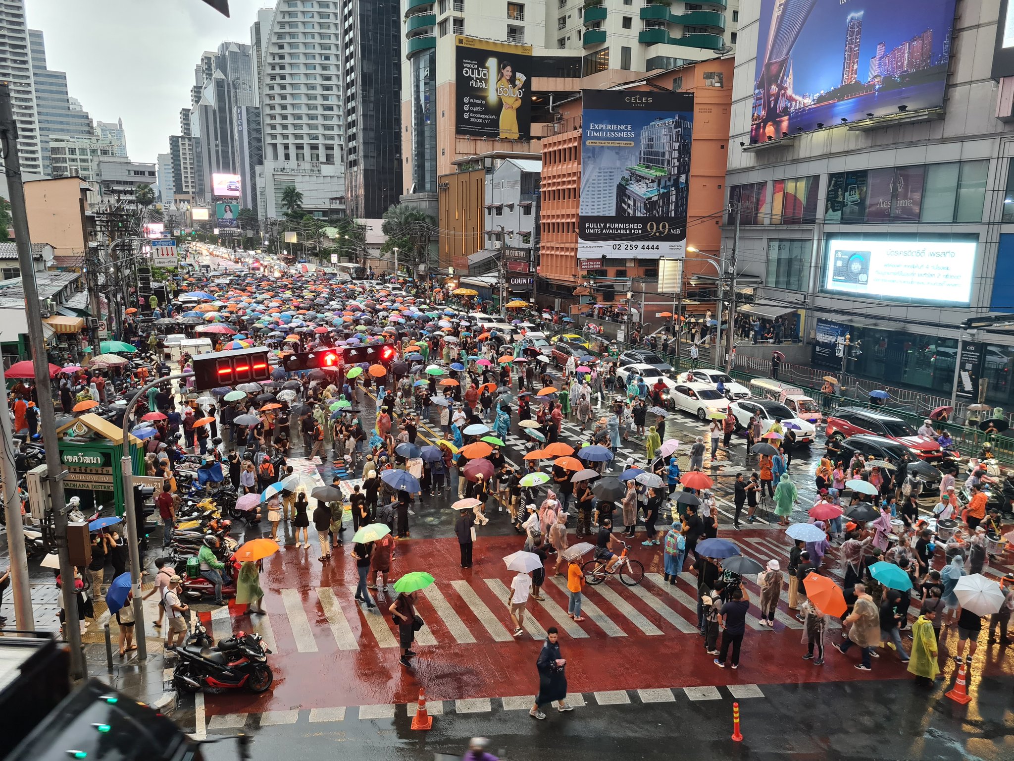 Khaosod English on Twitter: "Estimate size of crowd of Move Forward Party supporters at Asoke ...