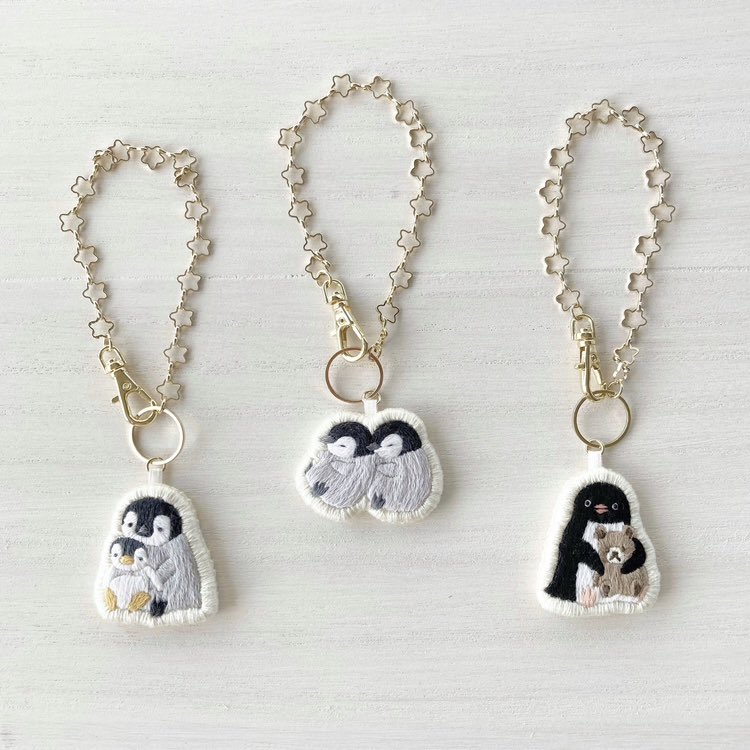 ペンギン刺繍 torico@ペンバザマルシェ8/5.6 on Twitter: "バッグチャームが完成しました 𓈒𓐍 今回は新作のアデリーペンギンもいます。 こちらは #ペンバザマルシェ にて ...