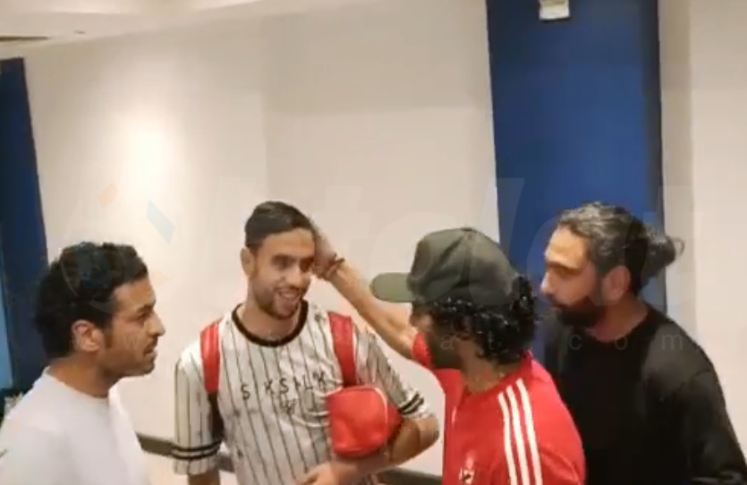 Btolat.com on Twitter: "حسين الشحات يقبل رأس الشيبي بعد المشادة التي حدثت بينهم يعد نهاية ...