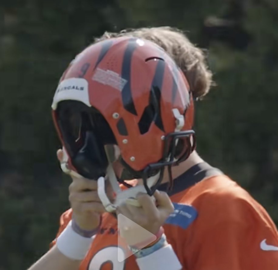 Bengal Dave on Twitter: "Burrow switching from SpeedFlex to Vicis Zero2 helmet this year👀 # ...