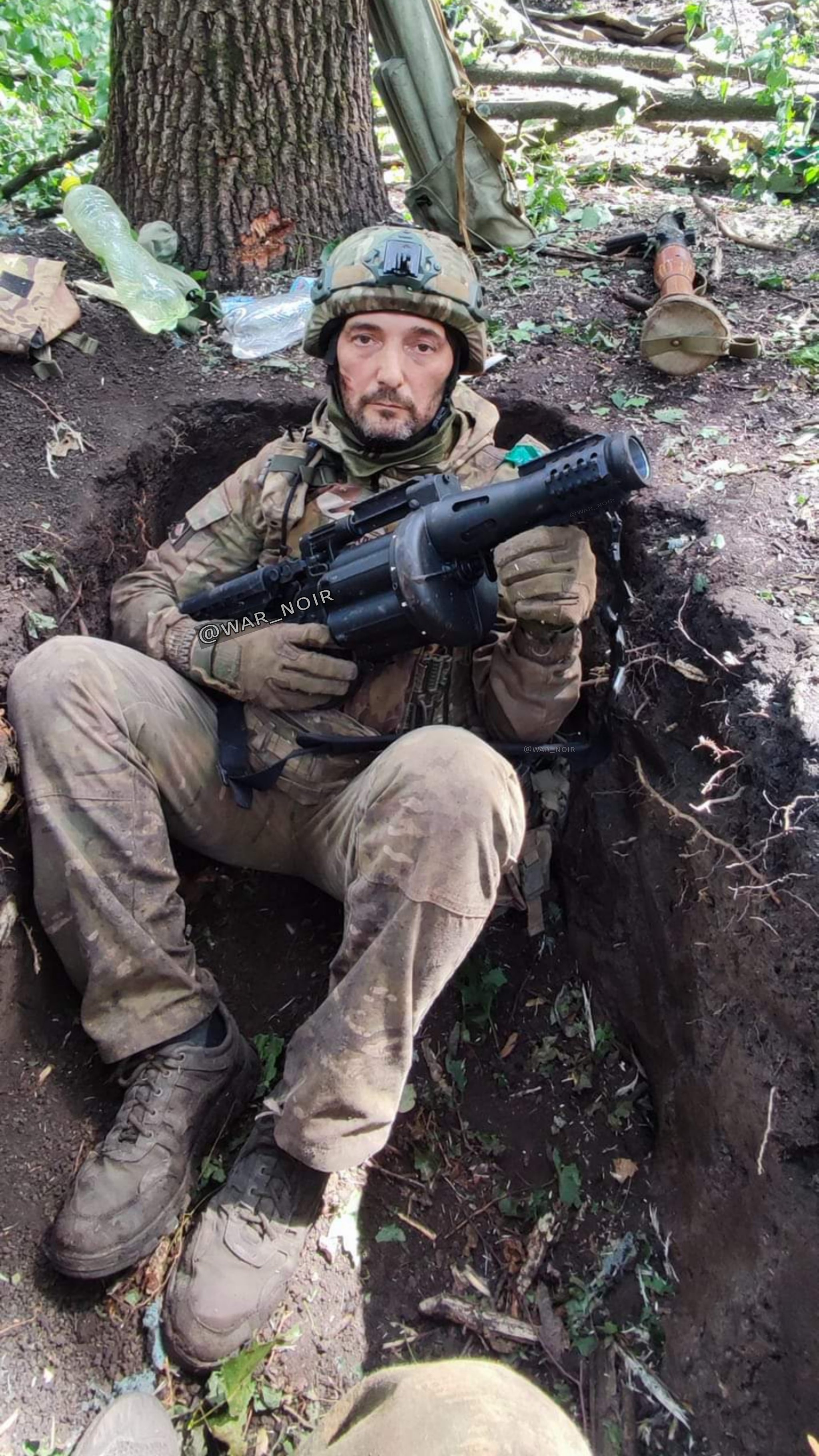War Noir on Twitter: "#Russia / #Ukraine 🇷🇺🇺🇦: A combatant of #Ukrainian Forces on the frontline ...
