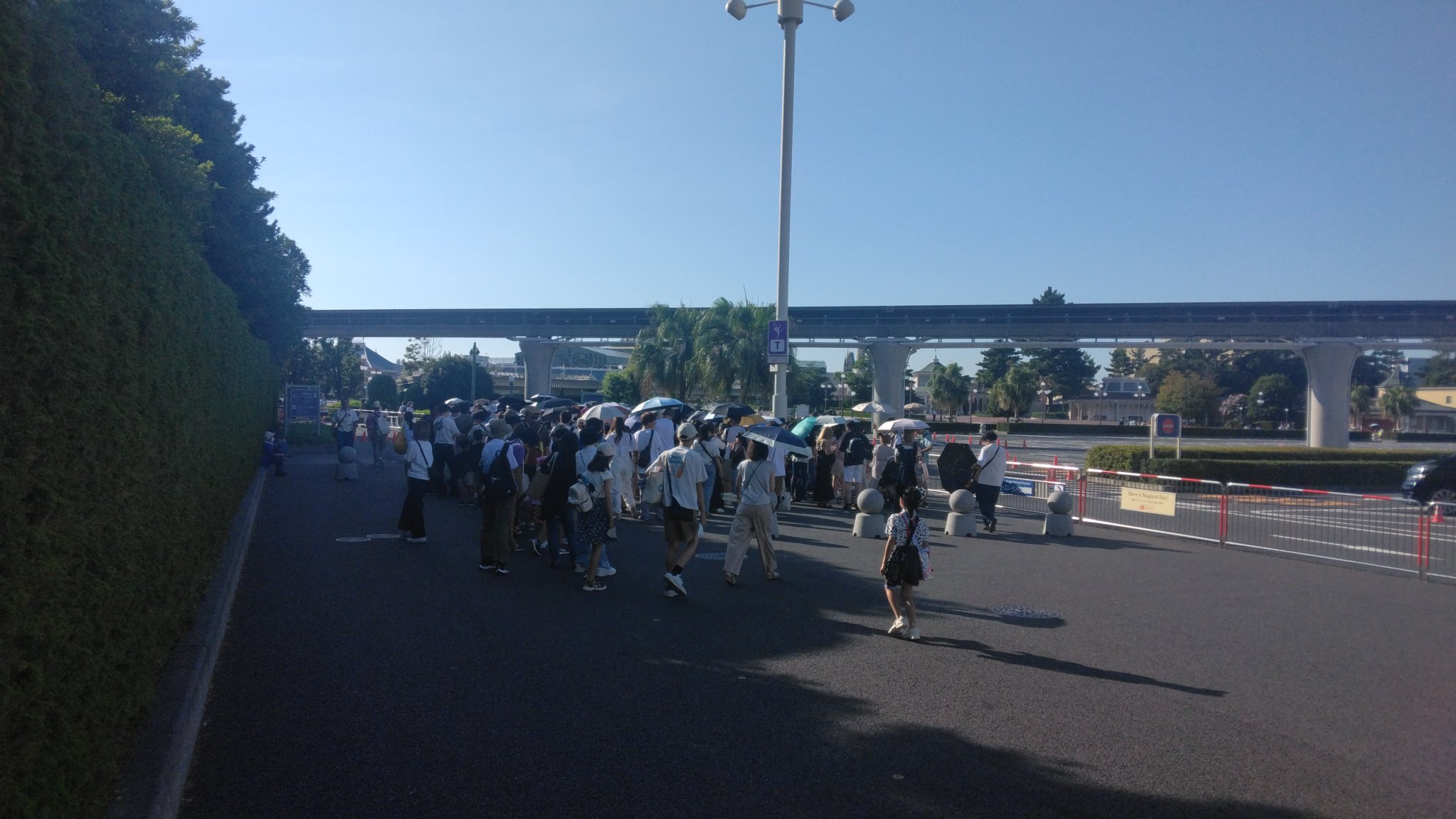 らんぷ@TDR情報 on Twitter: "【東京ディズニーランド】7:10現在 立体駐車場側手荷物検査(8台) 7:15に並ぶと15分待ち。 #TDR_now https://t.co ...