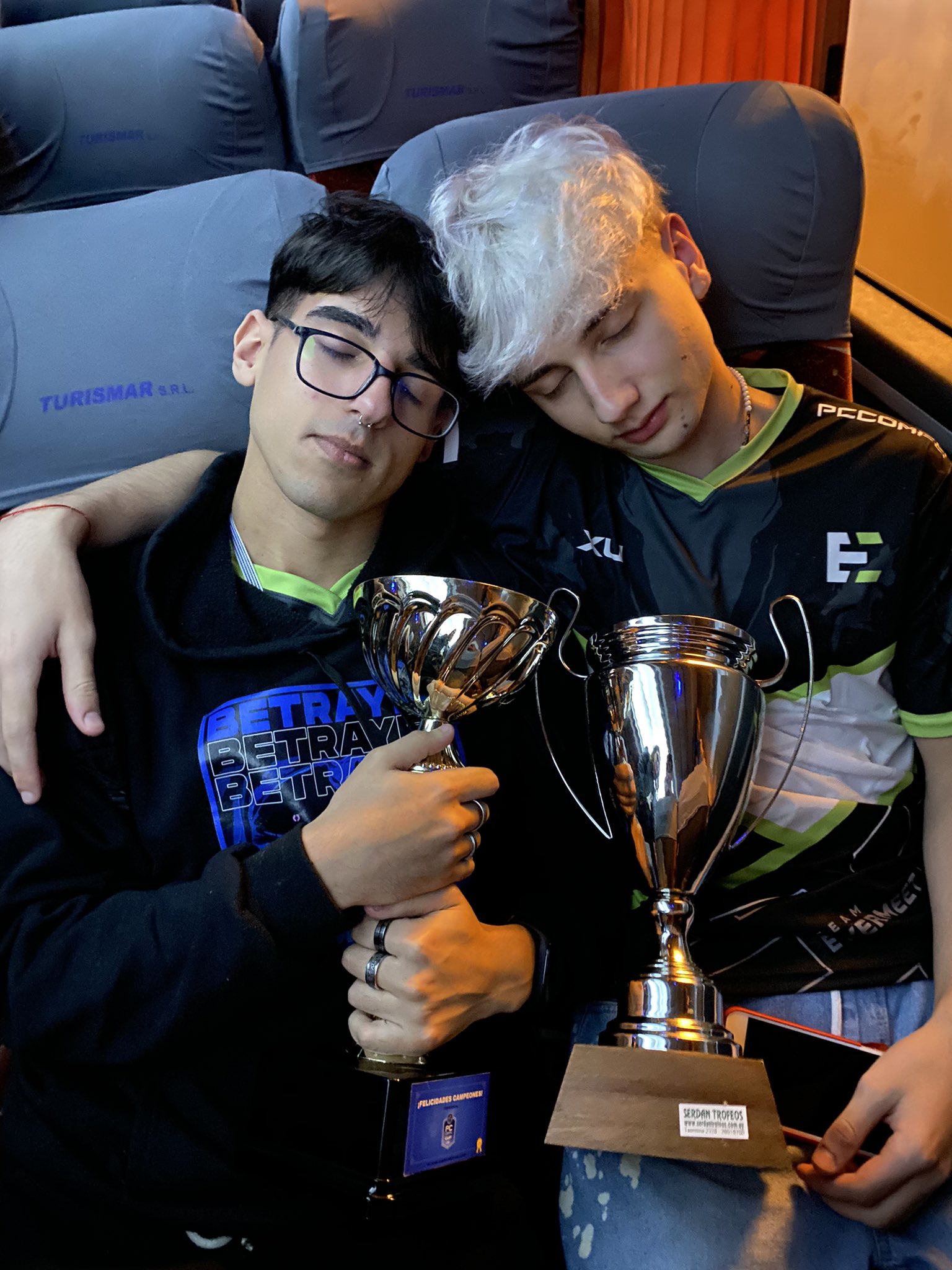 Enzo Risso on Twitter: "Espero que todos puedan dormir así, dulce sueños mis compadres! @JugoFPS ...