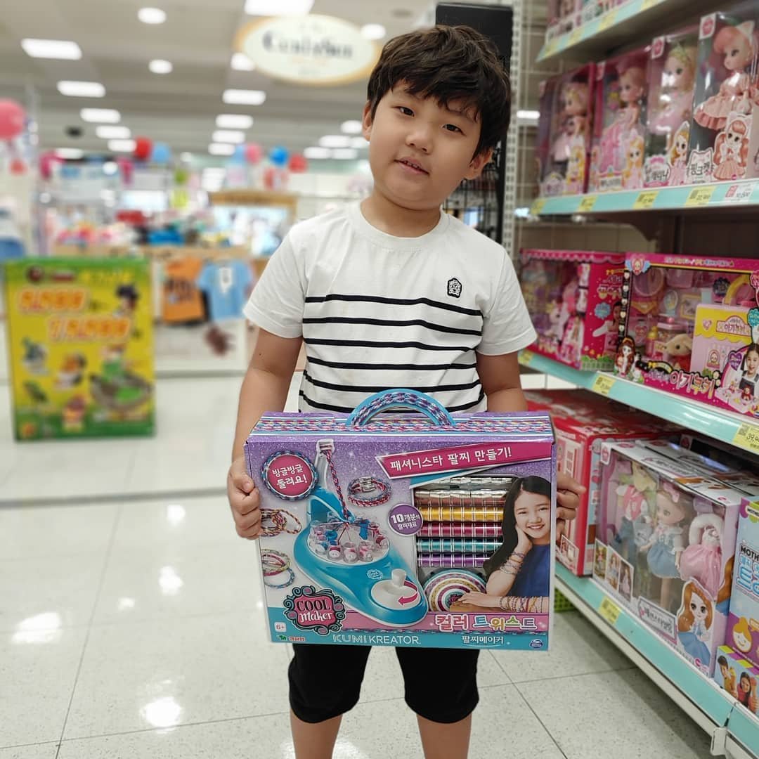 RORA GLOBAL on Twitter: "Photos of #RORA's brother Lee Kangin holding the product and the ...