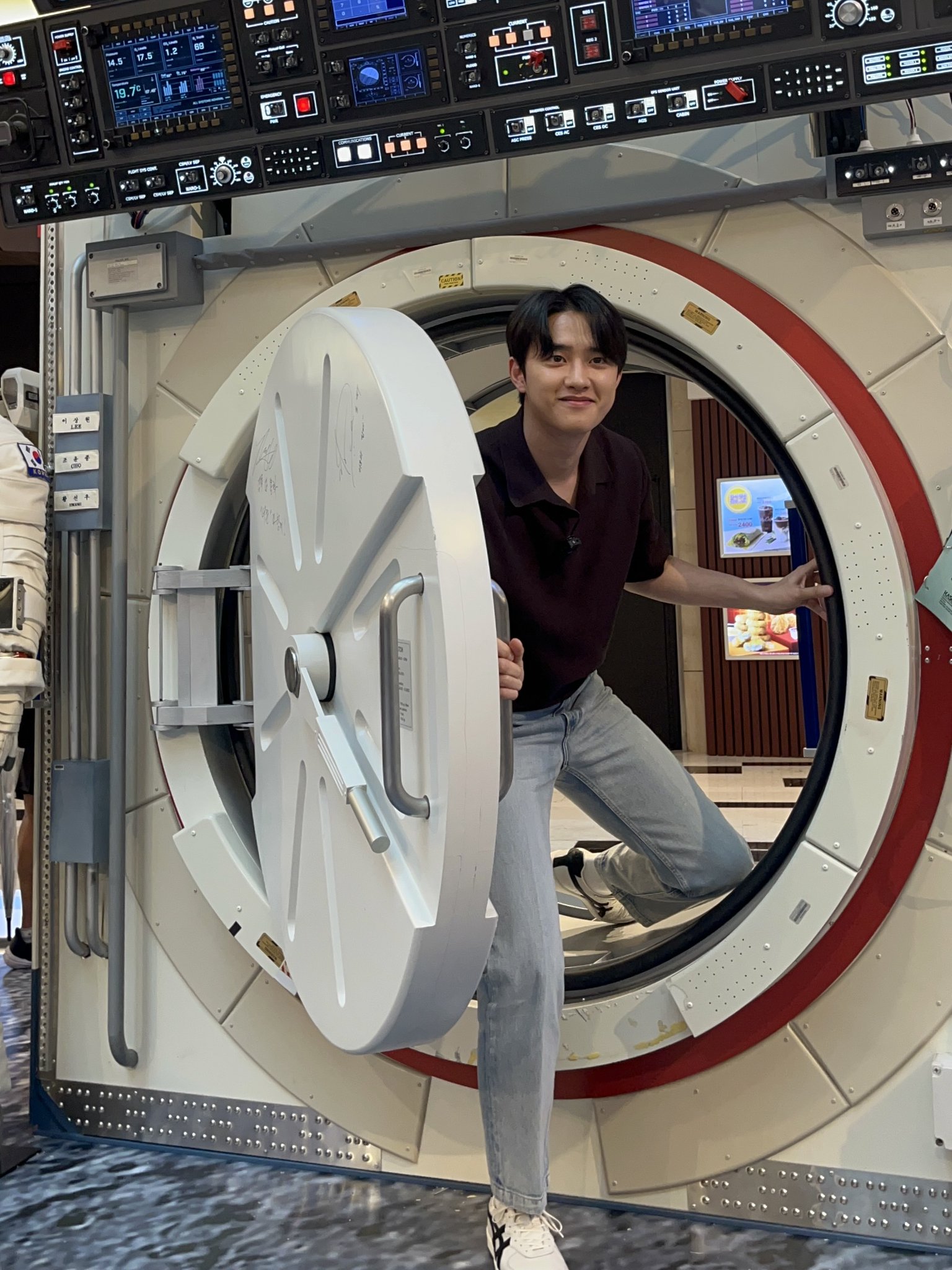 SPOTV ent. on Twitter: ".@weareoneEXO's #DOHKYUNGSOO made an unexpected visit to the the Pop-up ...