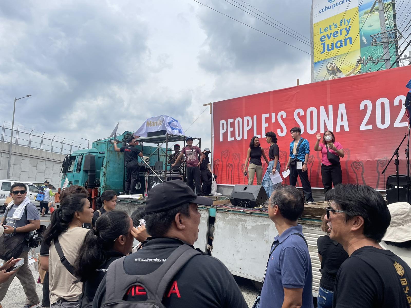 DZBB Super Radyo on Twitter: "People’s #SONA2023 ng mga raliyista sa Tandang Sora Avenue ...