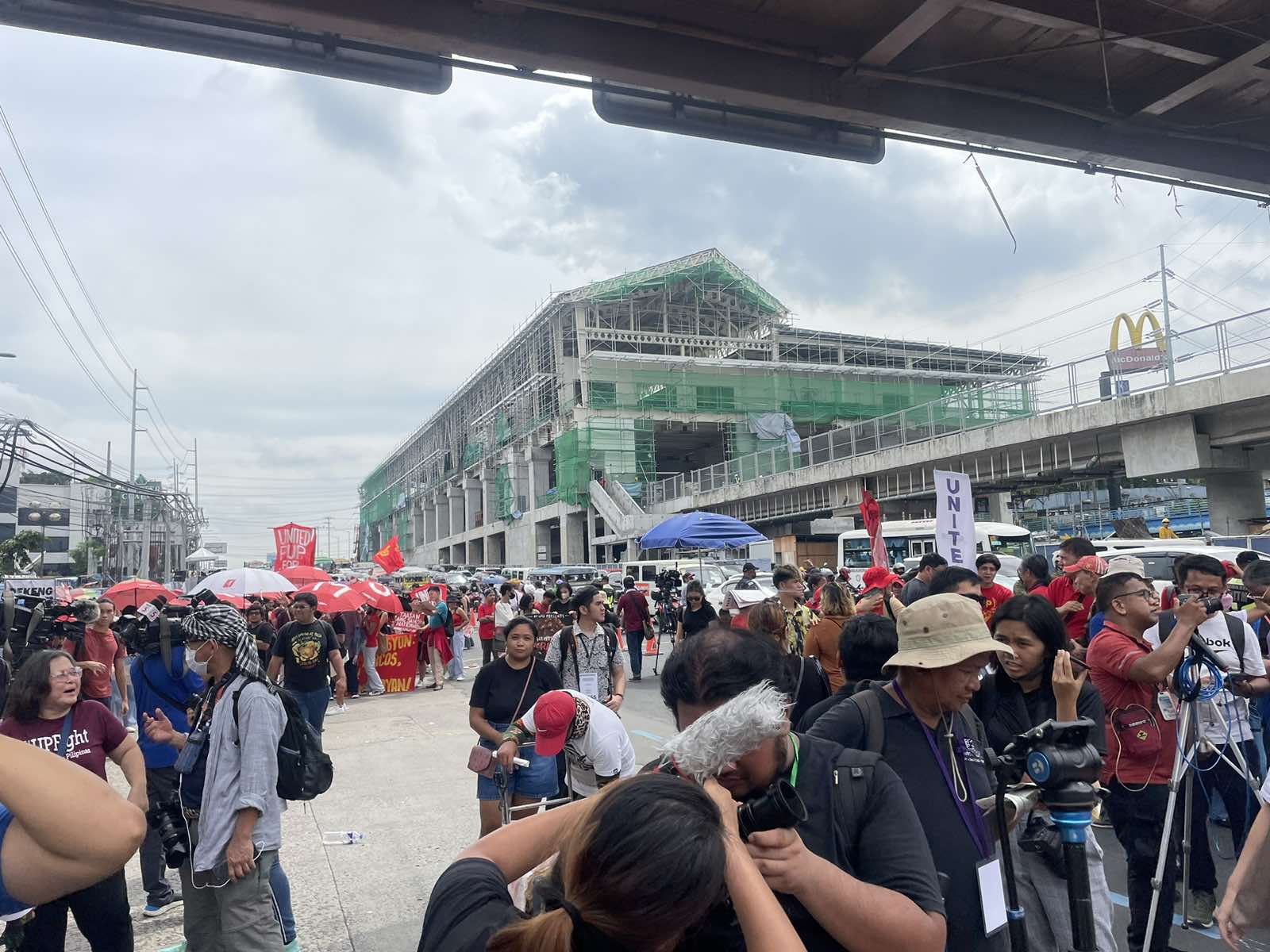 DZBB Super Radyo on Twitter: "People’s #SONA2023 ng mga raliyista sa Tandang Sora Avenue ...