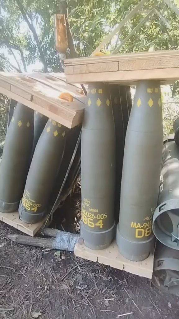 Sander on Twitter: "The first photo of U.S. supplied Ukrainian 155mm cluster projectiles in ...