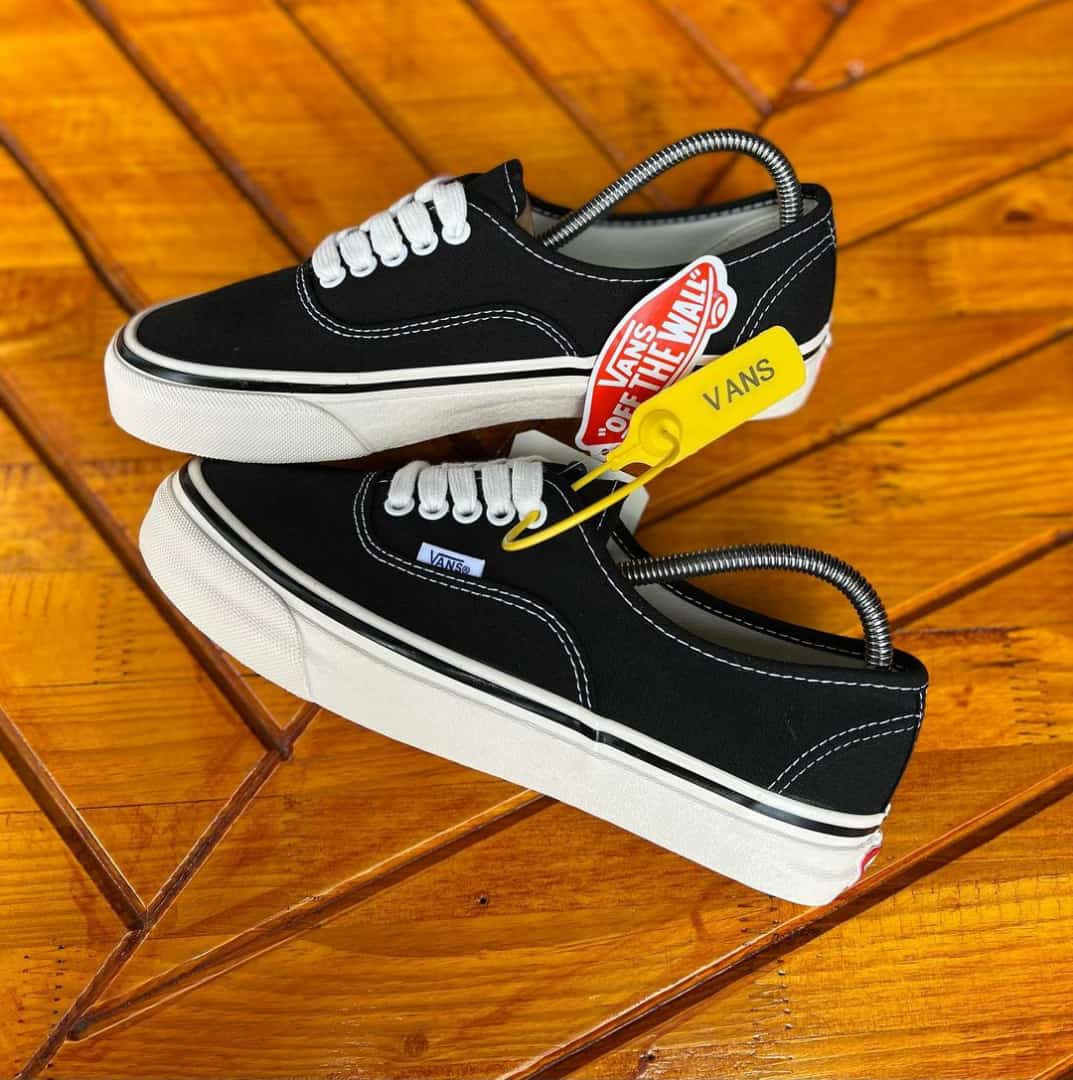 Sepatu Vans Authentic Black