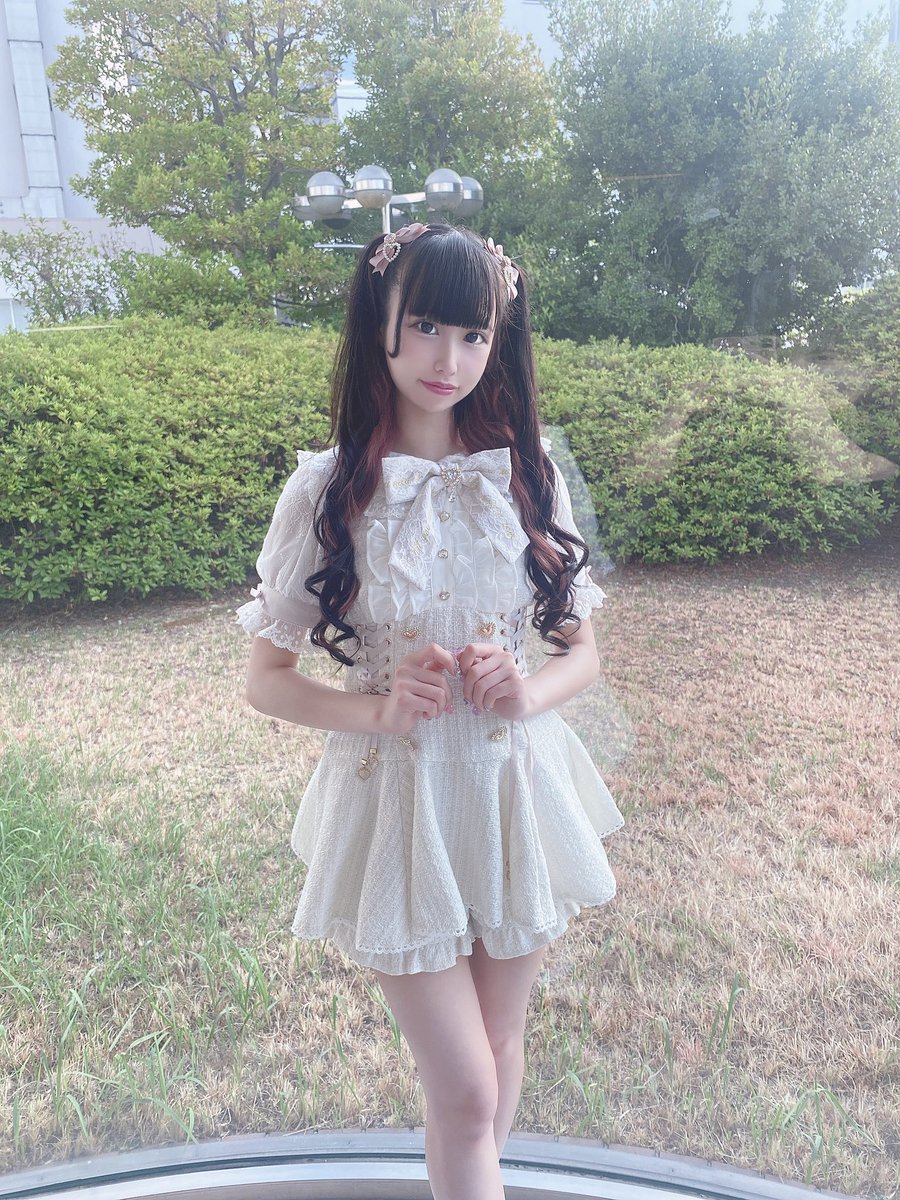 🍓LIZ LISA ラフォーレ原宿店🍓‧͙* すでに大好評💗レースアップデザインがかわいいツイードセットアップが新着🎀🤍 ♡メッセージリボン ...