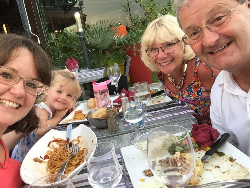 Sarah Lark's Instagram, Twitter & Facebook on IDCrawl