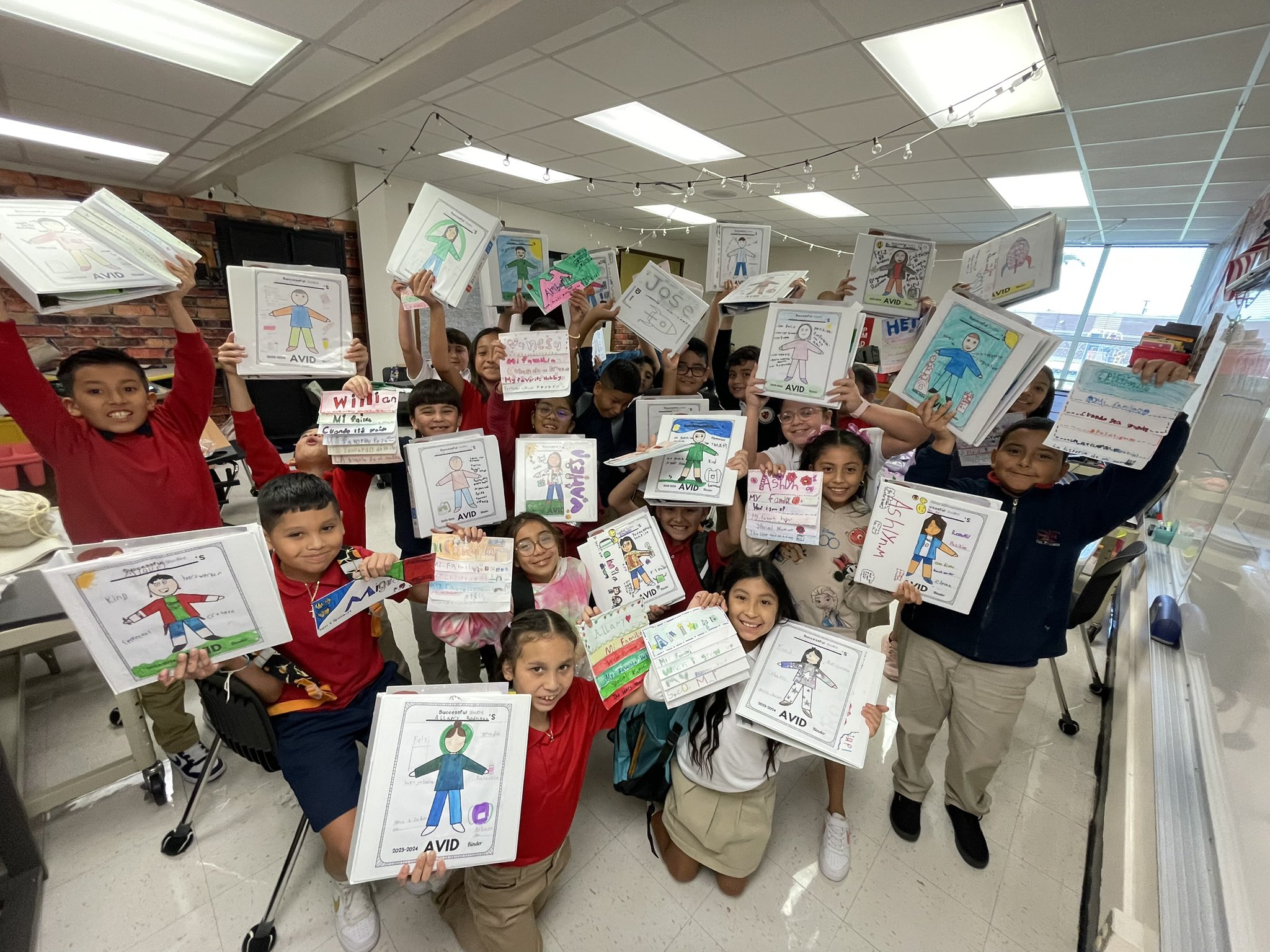 Binder Avid Poster 2025 Coloring Planner (Spiral Bound) | Avid