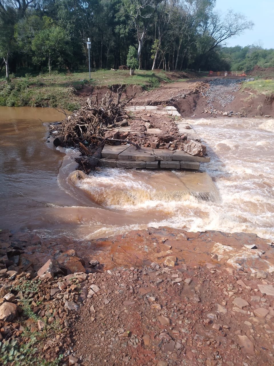Cayó un puente provisorio y quedaron aislados vecinos de Santo Domingo Savio – INFOBER